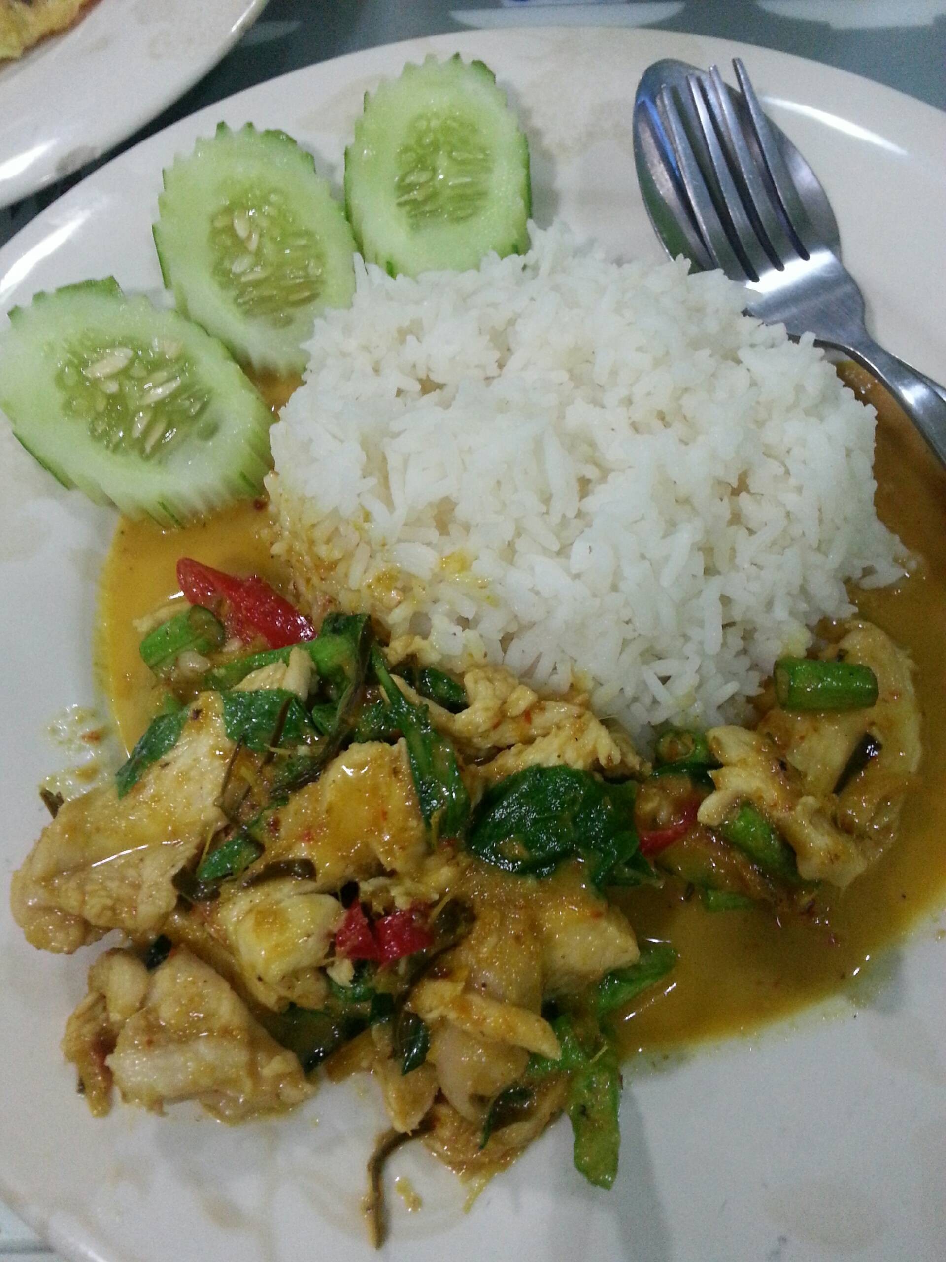 ผัดพริกแกงไก่ราดข้าว • ส่วนผสมที่ลงตัว ร้าน ร้านอาหารม๊ะดูบี (Madube ...