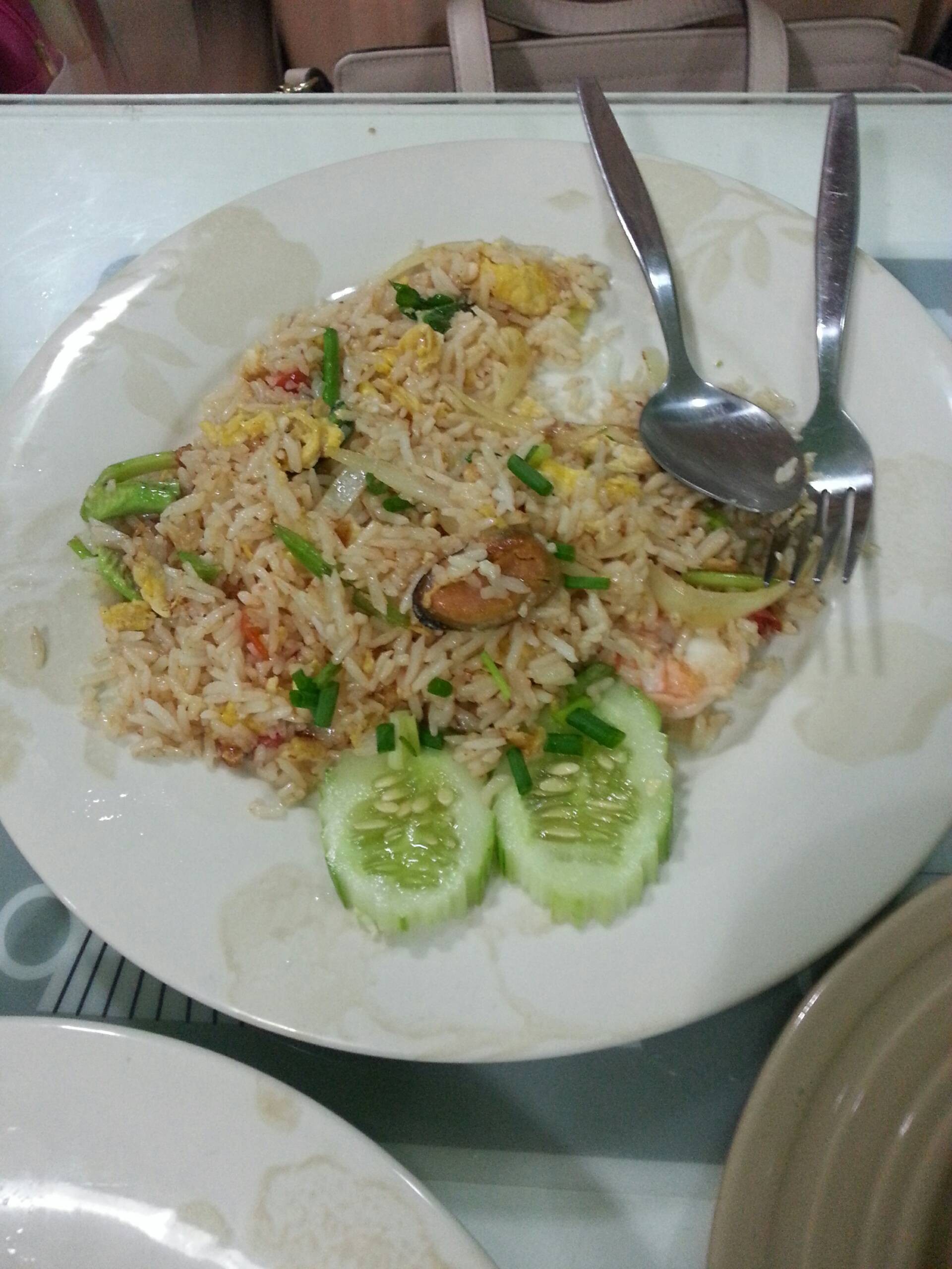 ข้าวผัดทะเล • ถ่ายรูปช้าไปนิดหนึ่ง หน้าตาเลยไม่ค่อยสวย แต่รสชาติต้องกด ...