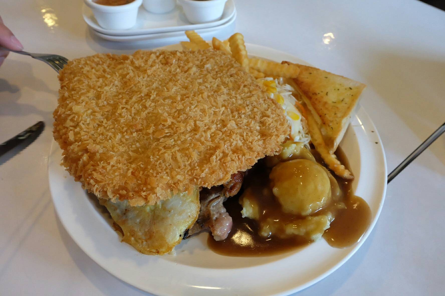 หมูชุบเกล็ดขนมปัง • บังเต็มจาน ร้าน Sam Steak and More เกษตร (งามวงศ์วาน60)