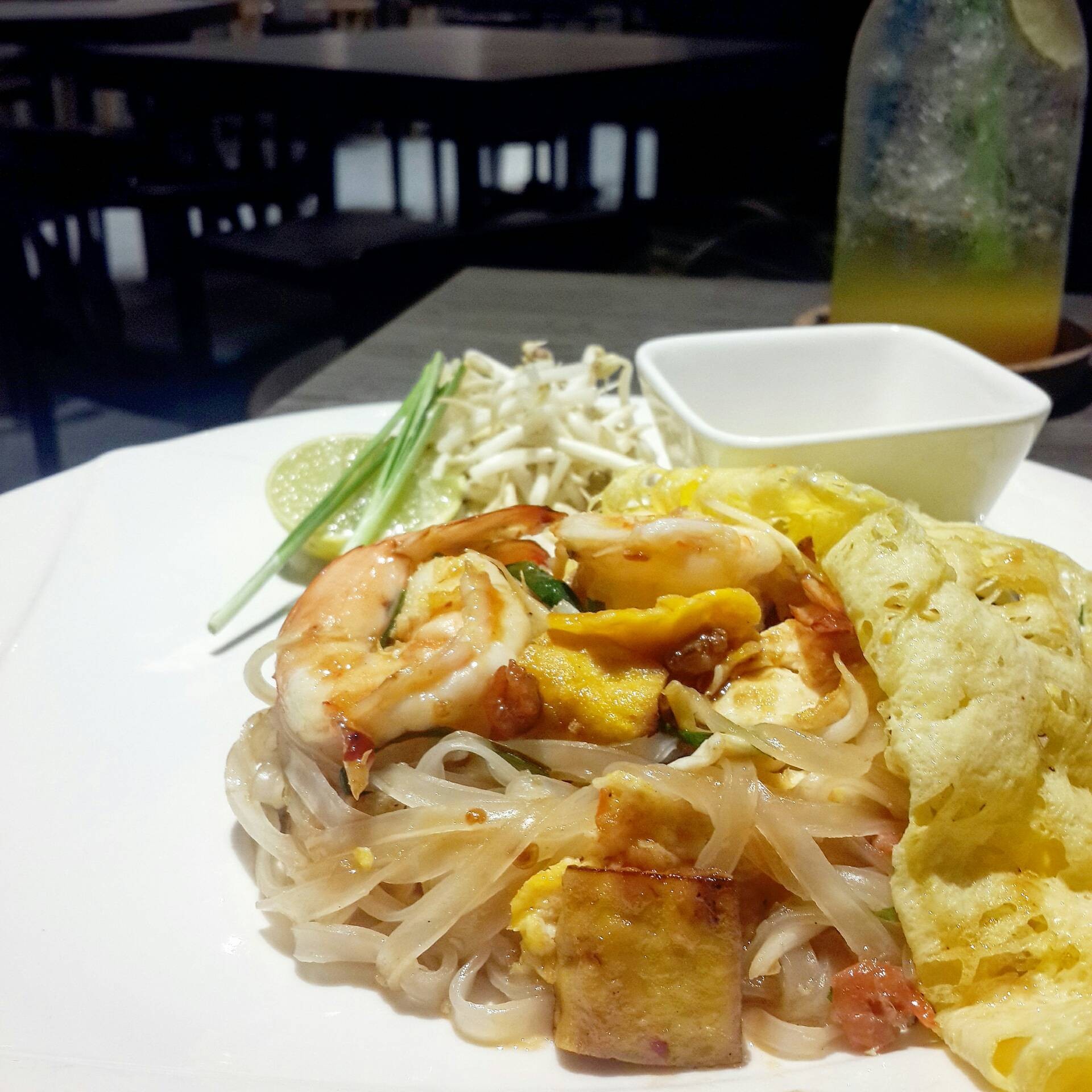 ผัดไทยกุ้งสด • ถ่ายอีกมุม 555 ร้าน Grab A Bite Cafe'