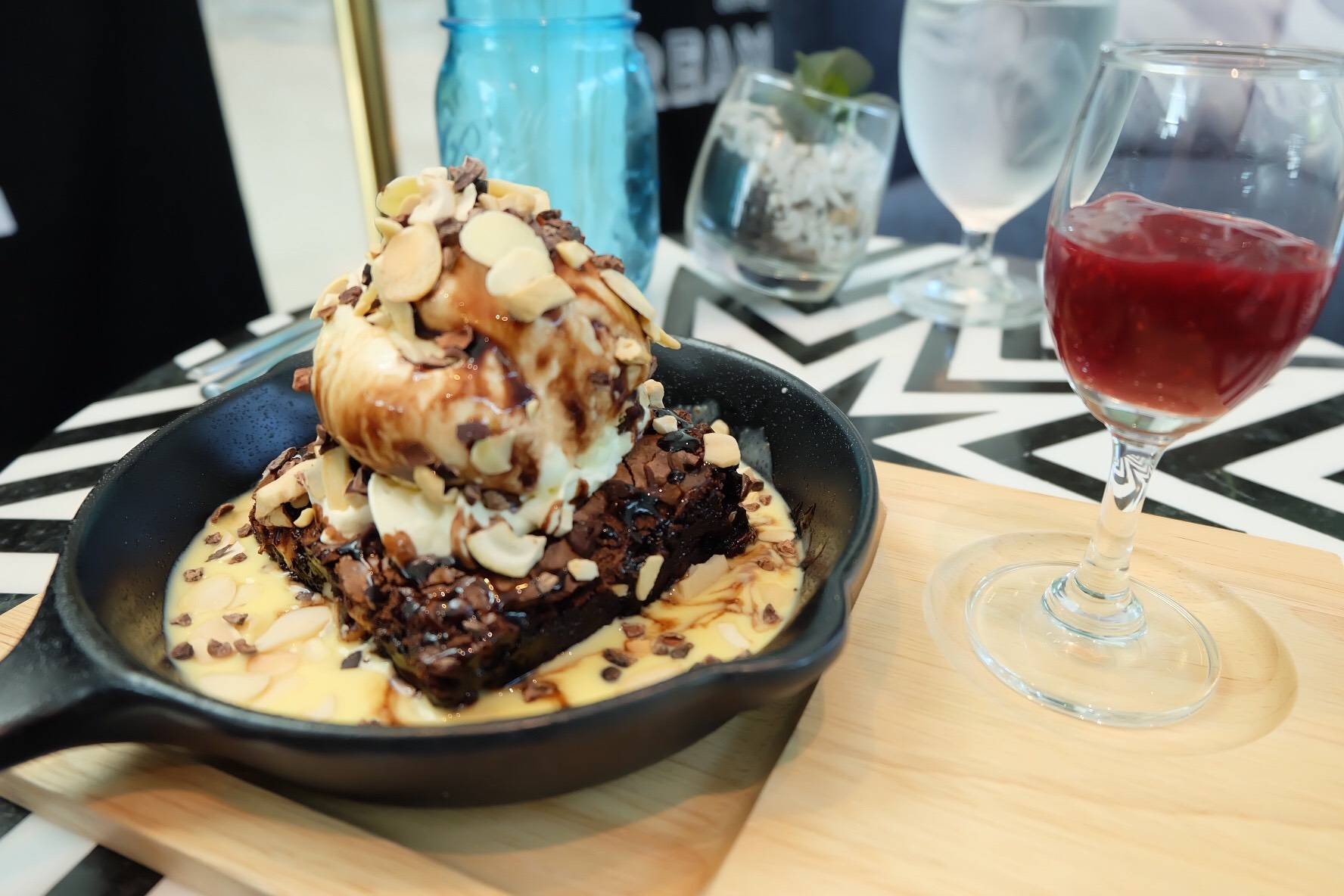 รีวิว Cream cafe' โรงแรม เอวัน พัทยา Wongnai