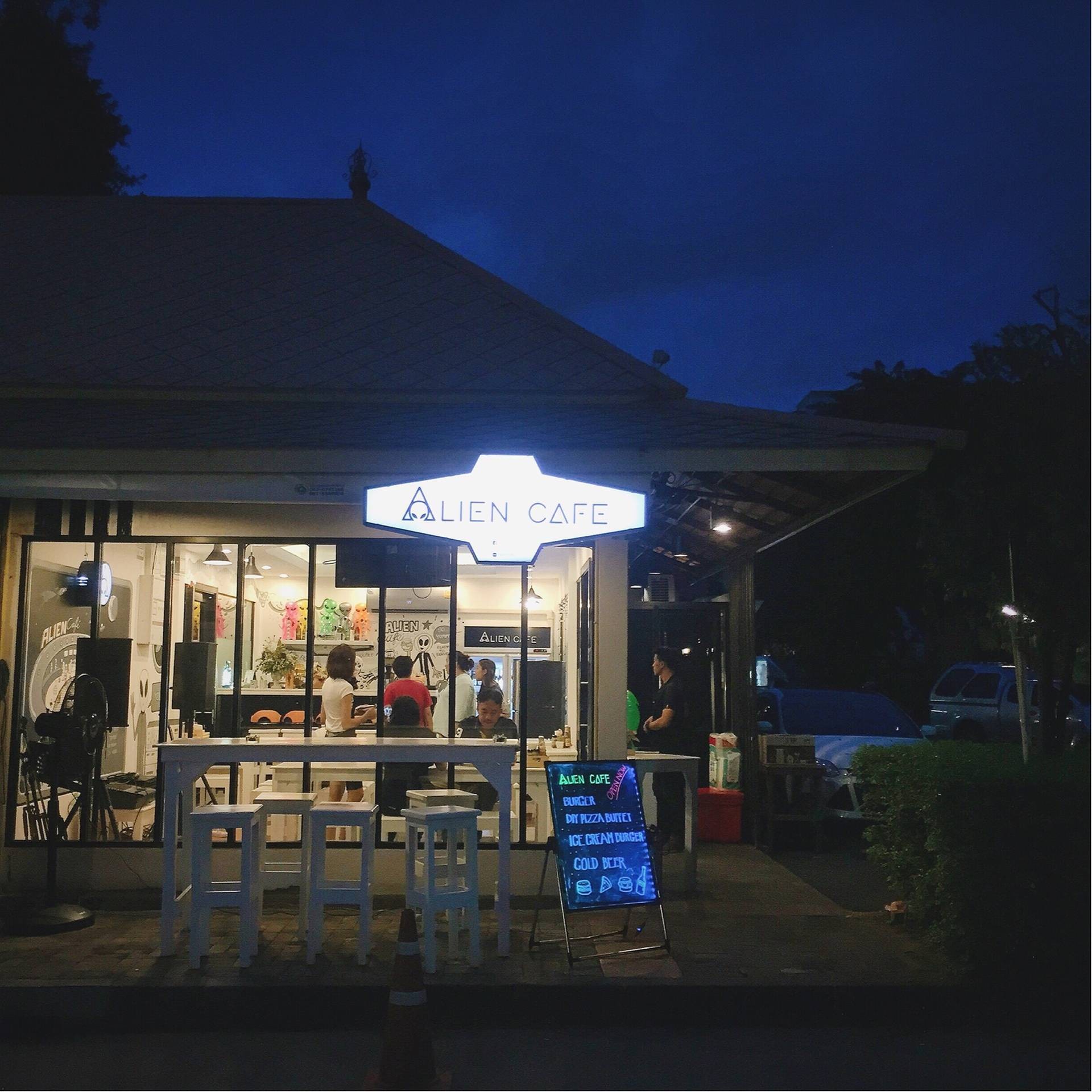 รีวิว Alien Cafe - คาเฟ่ชิคๆ เสมือนนั่งอยู่ในอวกาศ และมีเมนูต่างๆ เช่น ...