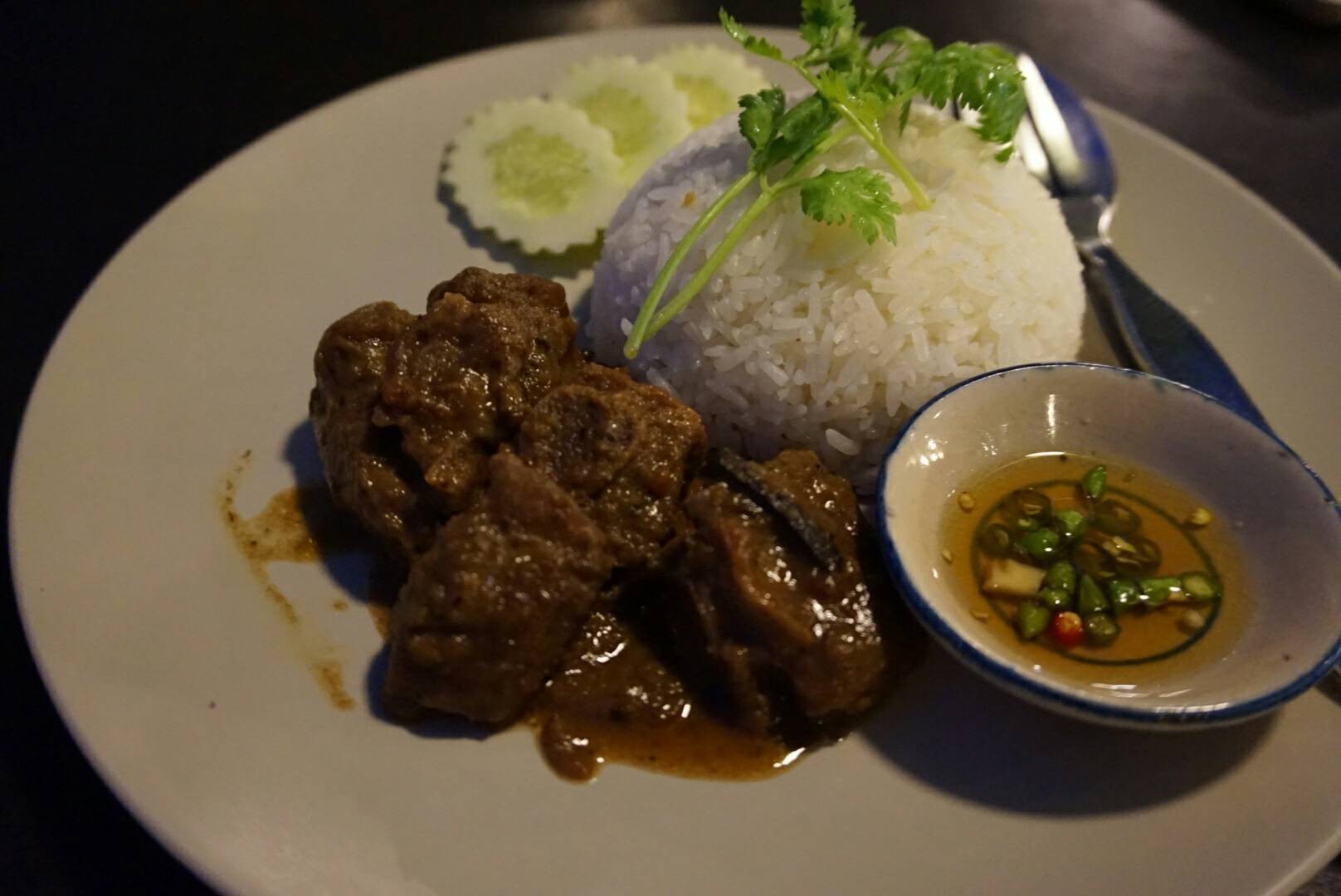 รีวิว Meena Villa - ร้านน่ารัก มีที่พัก ทีเด็ดของร้านคือแซลมอลซี๊ดดด