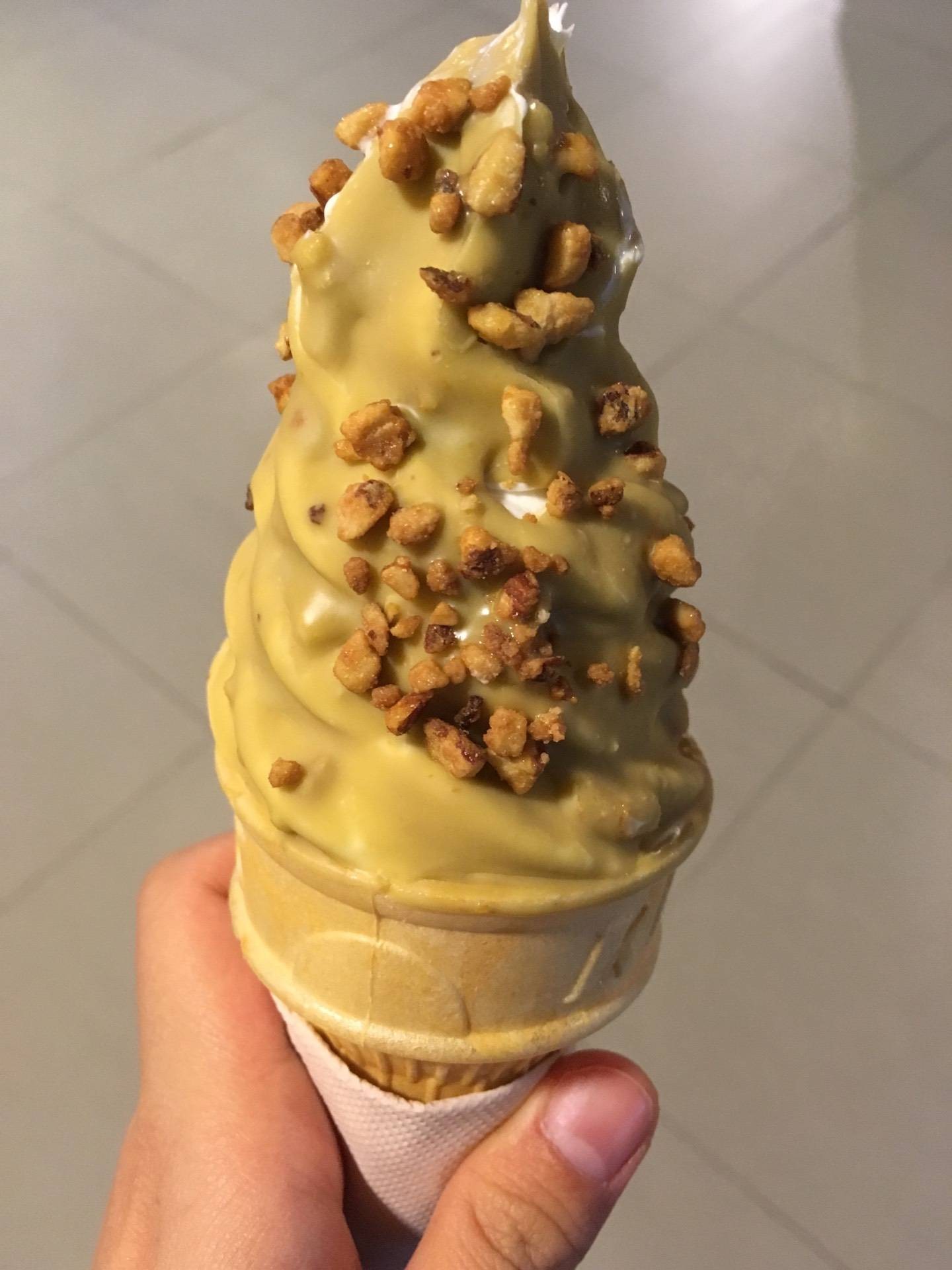 รีวิว KFC เซ็นทรัลลาดพร้าว - almond caramel ice cream cone อร่อยอะ!