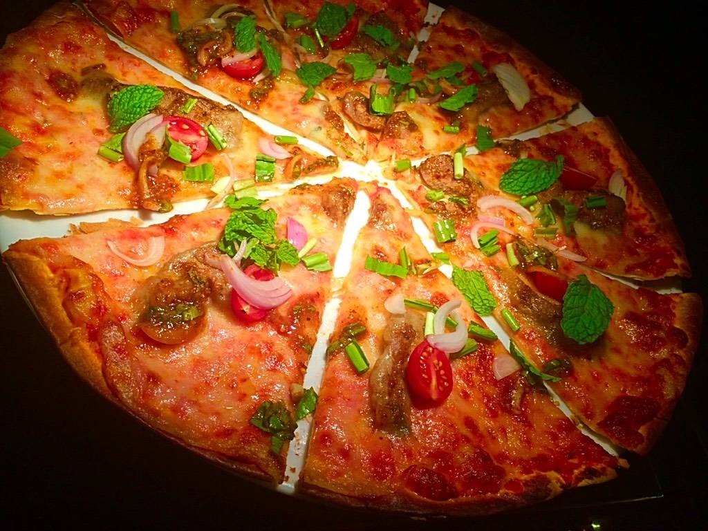 พิซซ่าหน้าลาบ ร้าน Radius Restaurant at Cape Dara Resort - Wongnai