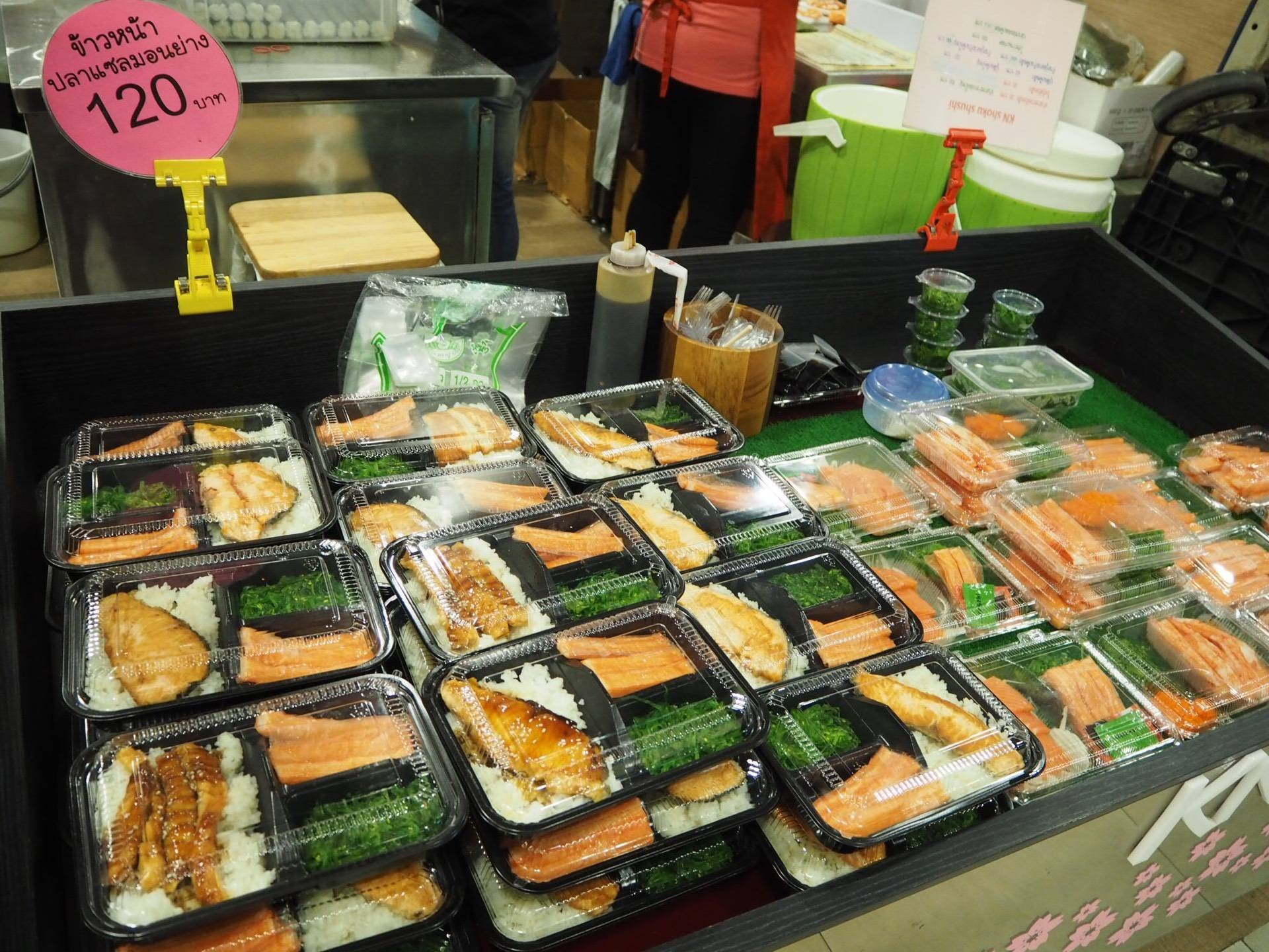 ข้าวหน้าแซลมอนย่าง ร้าน Kn Shoku Sushi