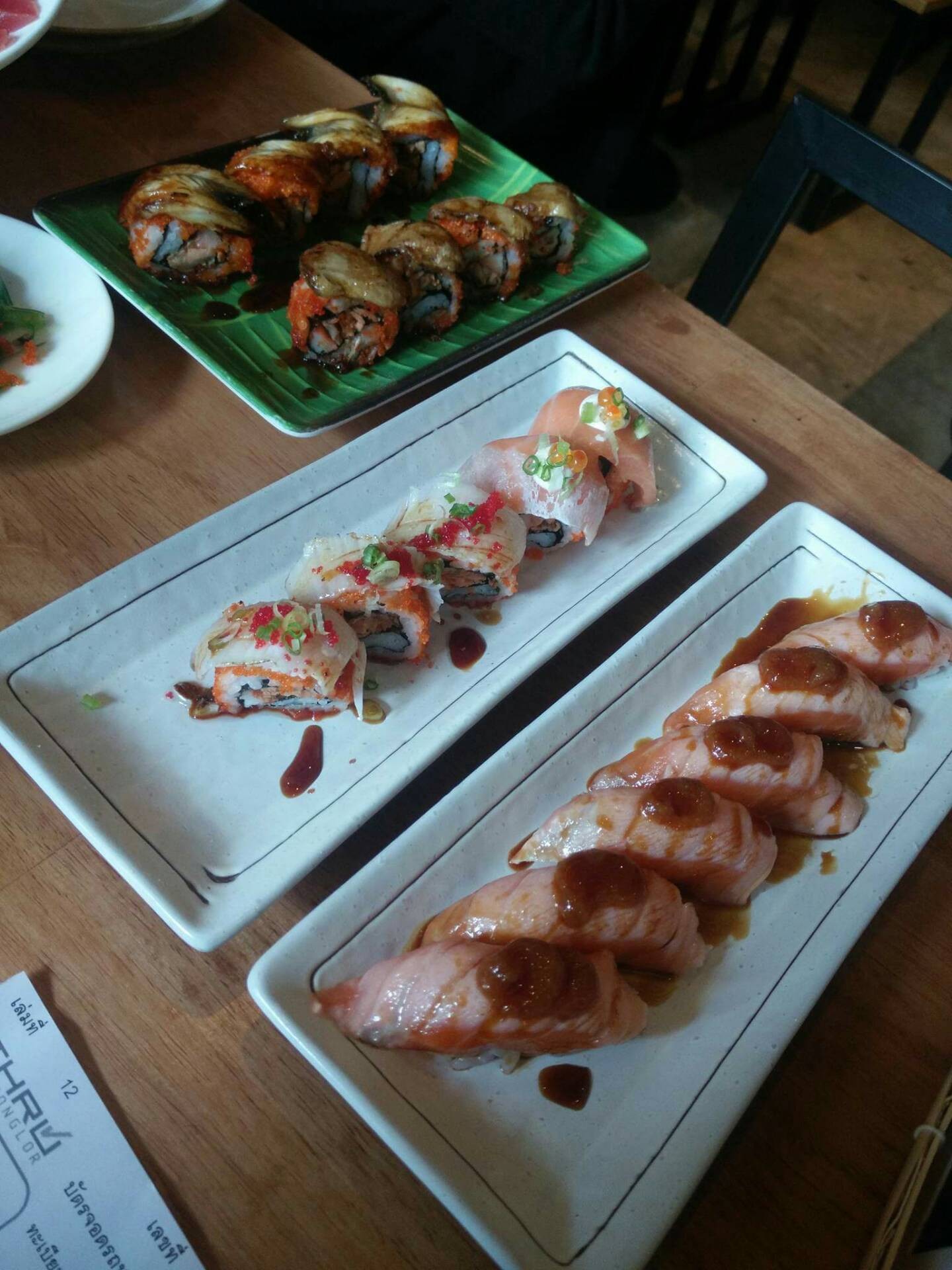 รีวิว Aroi Sushi Thru Thonglor ถนนเพชรบุรีตัดใหม่ - ซูชิหลากหลาย