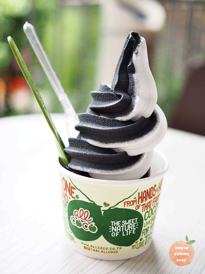 Coco soft serve • นี่ไม่ได้แอบทานนะ แต่อากาศมันร้อนจนละลายเร็วจริงๆ ...