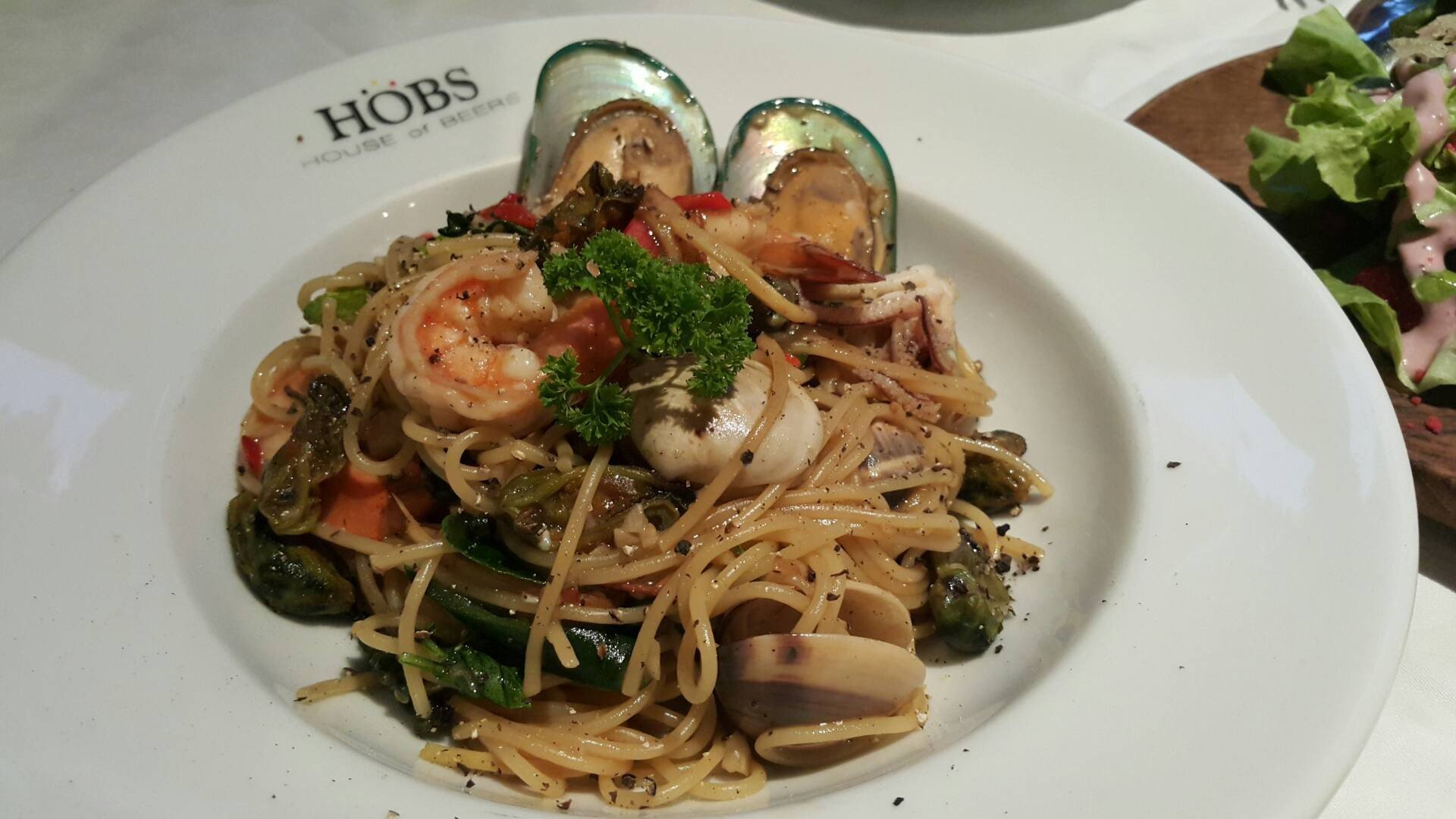 [รีวิว] ร้าน HOBS Bar & Restaurant อารีย์ การ์เด้น | เมนูแนะนำ รูปภาพ ราคา