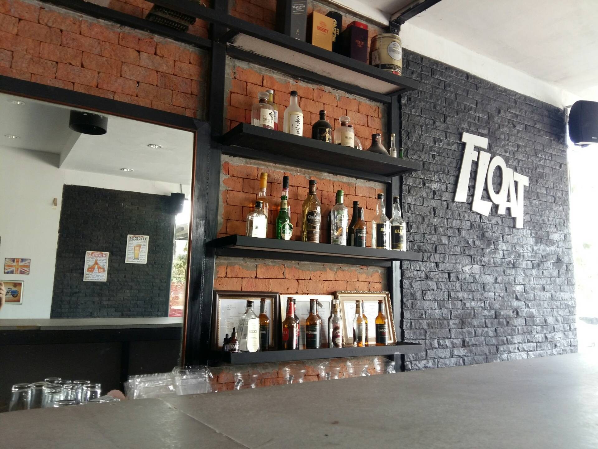 รีวิว Float coffee&bar - ข้าวหมูกรอบพอทานได้ กาแฟแนวหวานมันรสชาติกลางๆ.