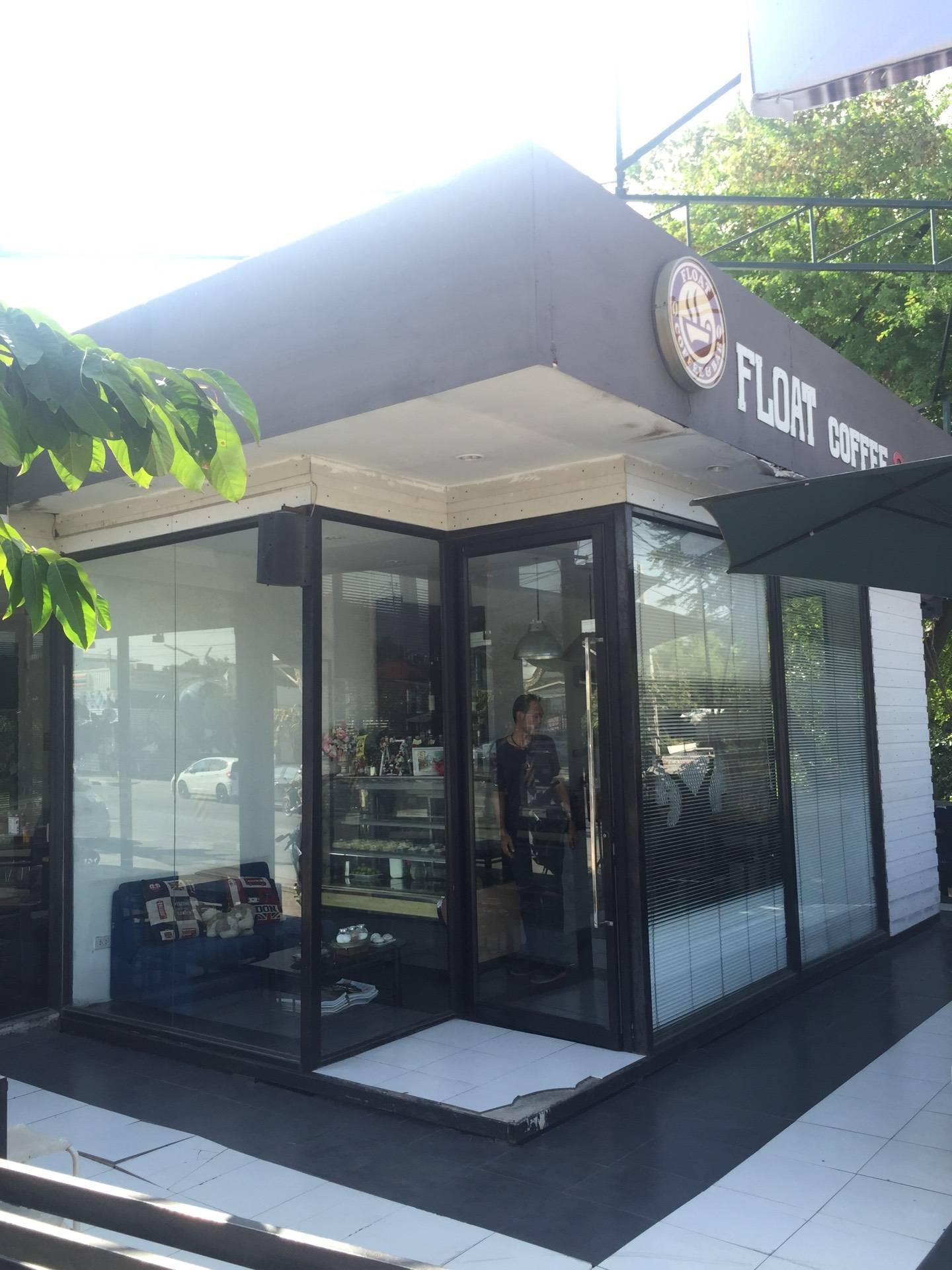 รีวิว Float coffee&bar - ร้านกาแฟราคาถูก หัวมุมวงเวียน นั่งเล่นได้ชิวๆ