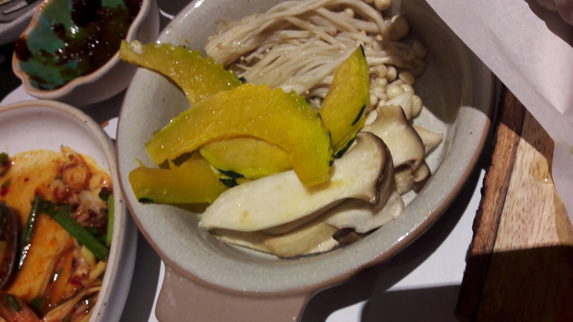 ผักต่างๆ ร้าน Burn Whale - Wongnai