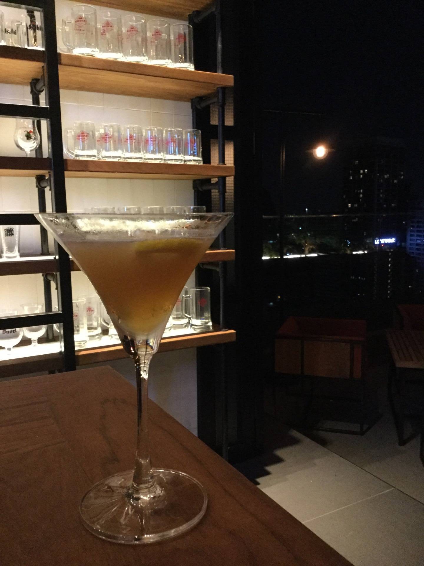 รีวิว Brewski Rooftop Bar - The Great view sky bar!!! - Wongnai