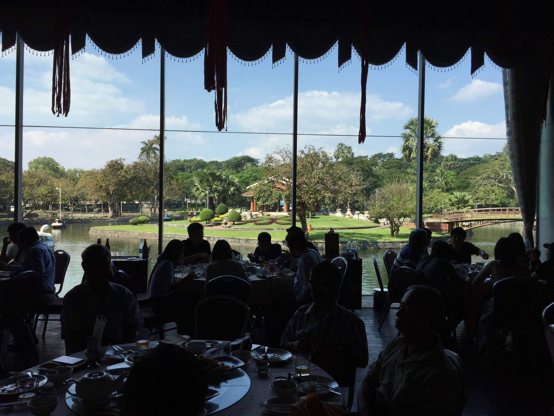 รีวิว Golden Duck Kan Taw Mingalar Garden ,Yangon - ร้านอยู่ริมบึงในสวน ...