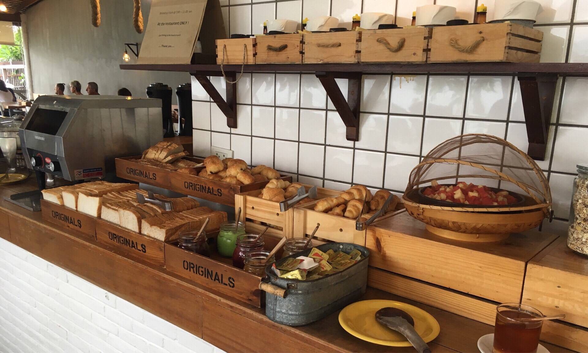 รีวิว Castaway Bar & Restaurant Escape Beach Resort - Breakfast Buffet ...