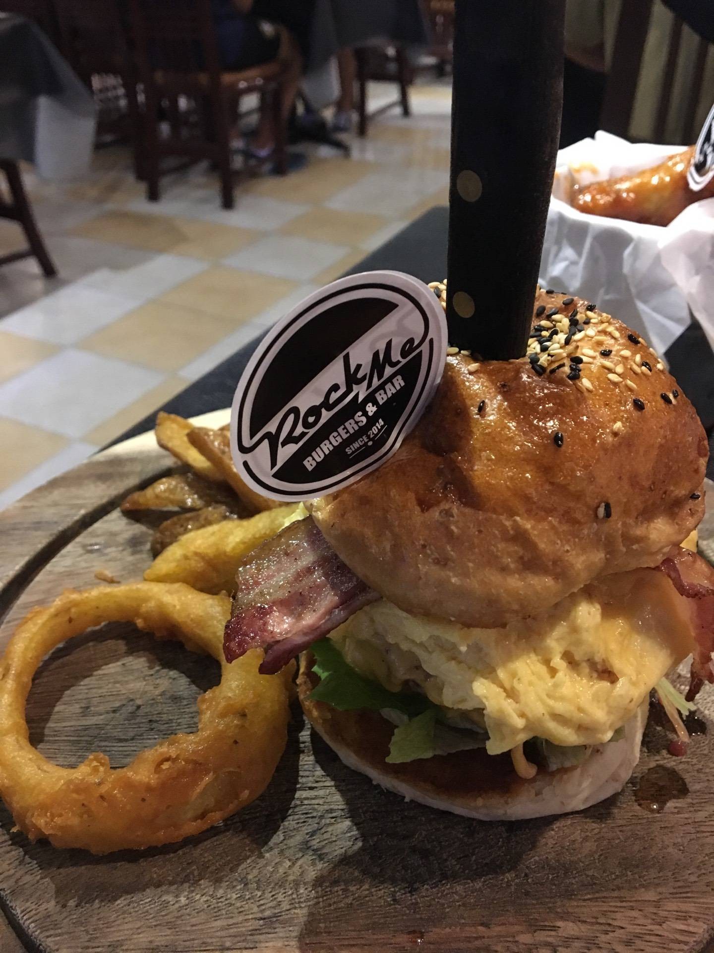 รีวิว Rock Me Burgers & Bar ลอยเคราะห์ - ร้านอาหารฝรั่ง ร้านดังในเชียงใหม่