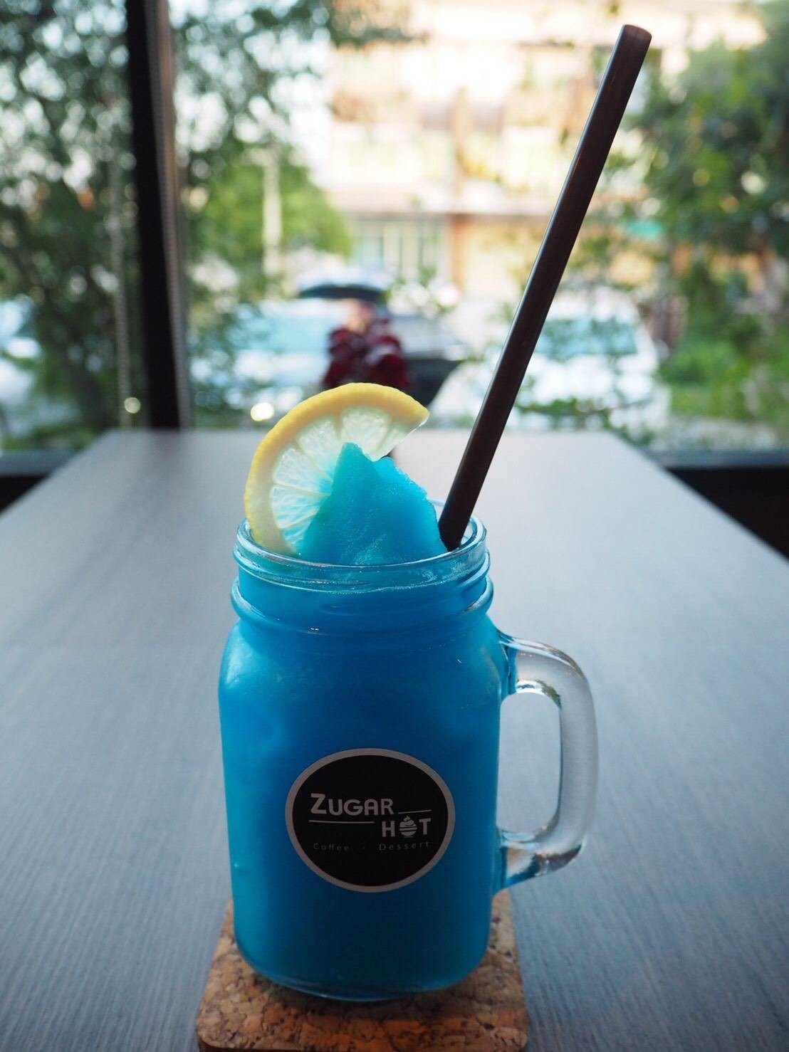 รีวิว Zugar Hut Cafe ชลบุรี - blue soda รสชาติเข้มข้นมาก กินแล้วสดชื่น