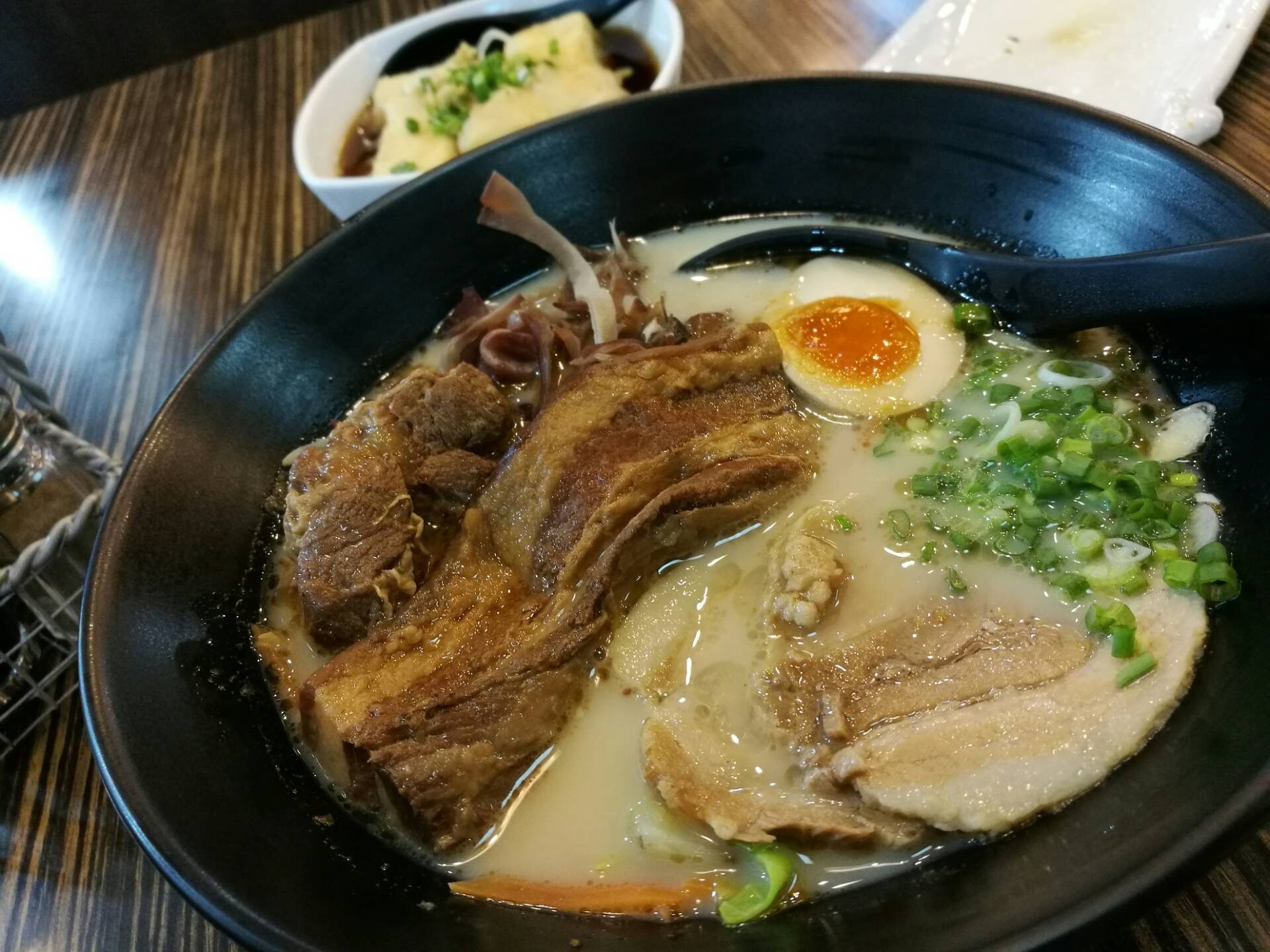 รีวิว Ajisen Ramen เจ เจ มอลล์ - ราเมนครบเครื่องเรื่องหมูๆ