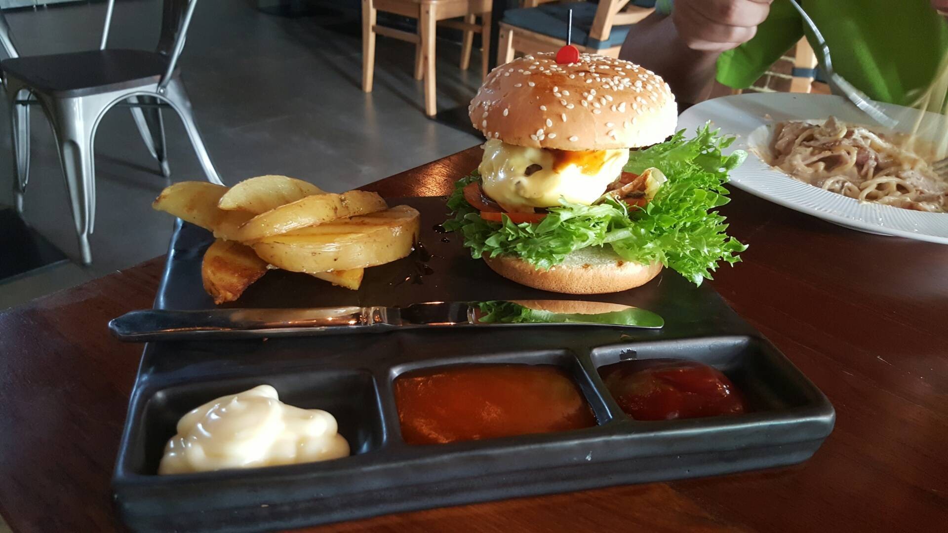 รีวิว Bewitch Cafe&Bar - อาหารงานดีทุกจาน แต่รอน้านนานง่ะ