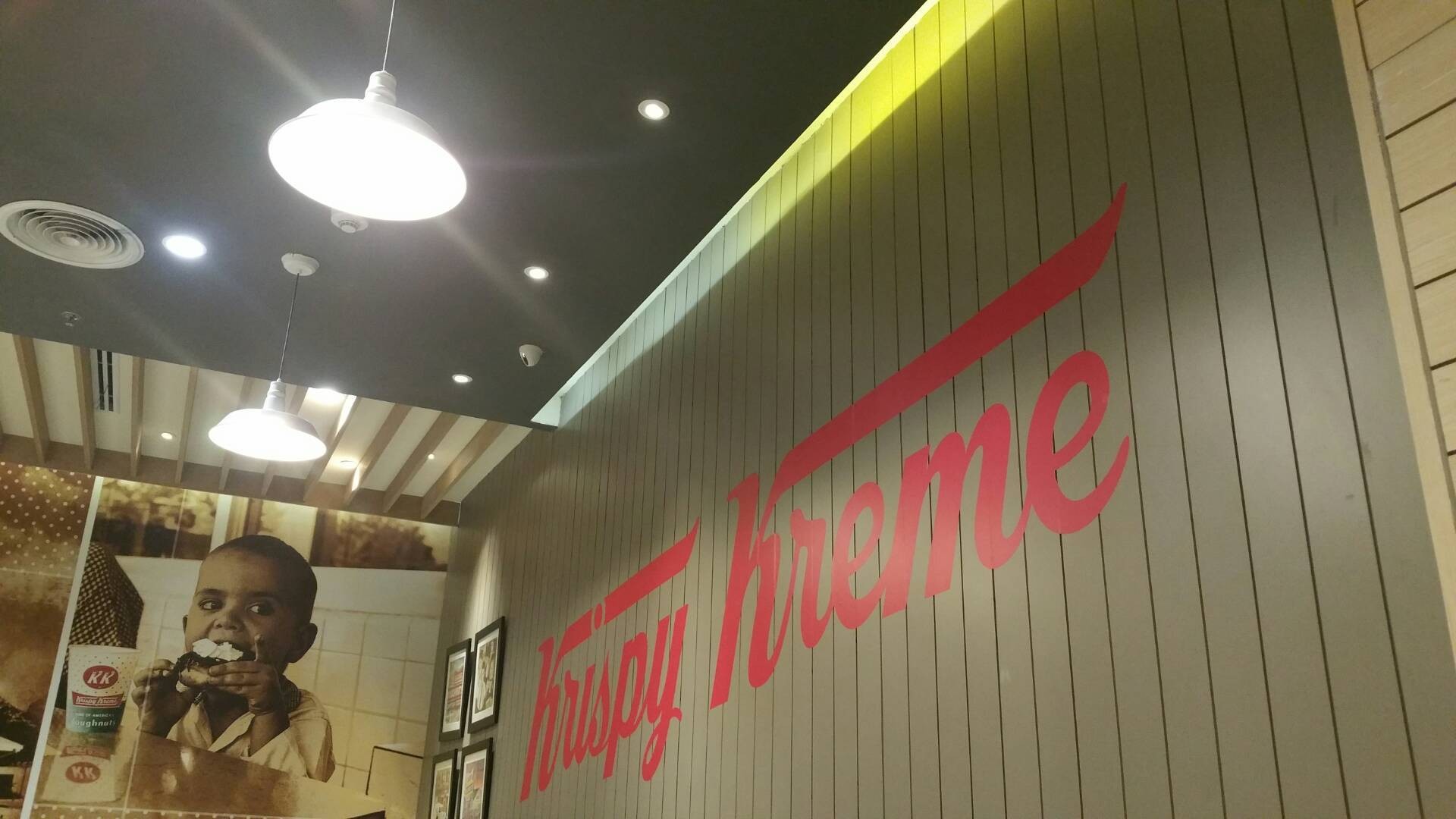 รีวิว Krispy Kreme สีลมคอมเพล็กซ์ - มีของแถมแบบนี้ ... ช อ บ