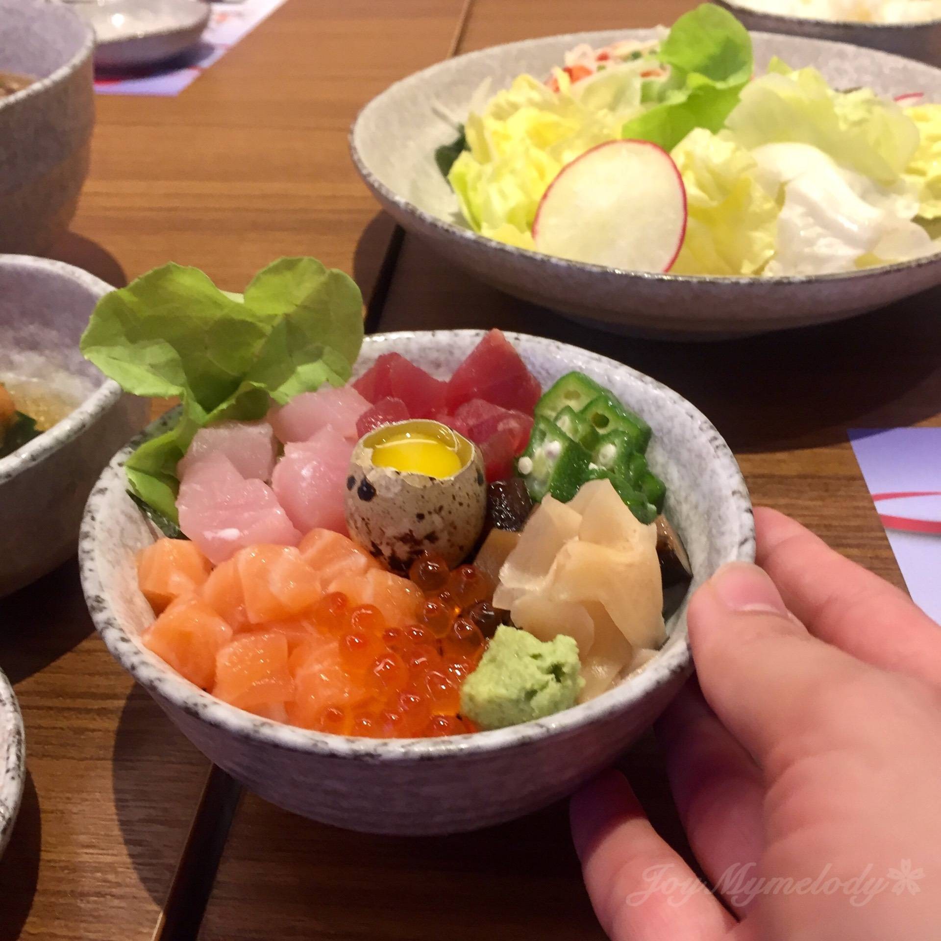 Mini Chirashi Don • เทียบกับขนาดมือให้เห็นว่าเล็กจริงๆ😅 ร้าน ZEN ...