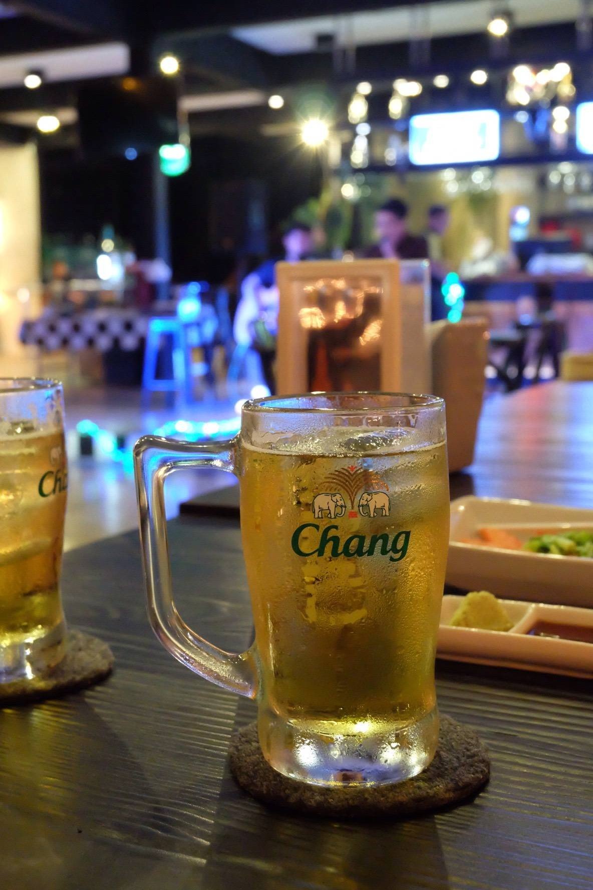 รีวิว Sunshine Pool Bar โรงแรม เอส.อาร์.เรสซิเด้นซ์ - จิบเบียร์เบา ๆ ...