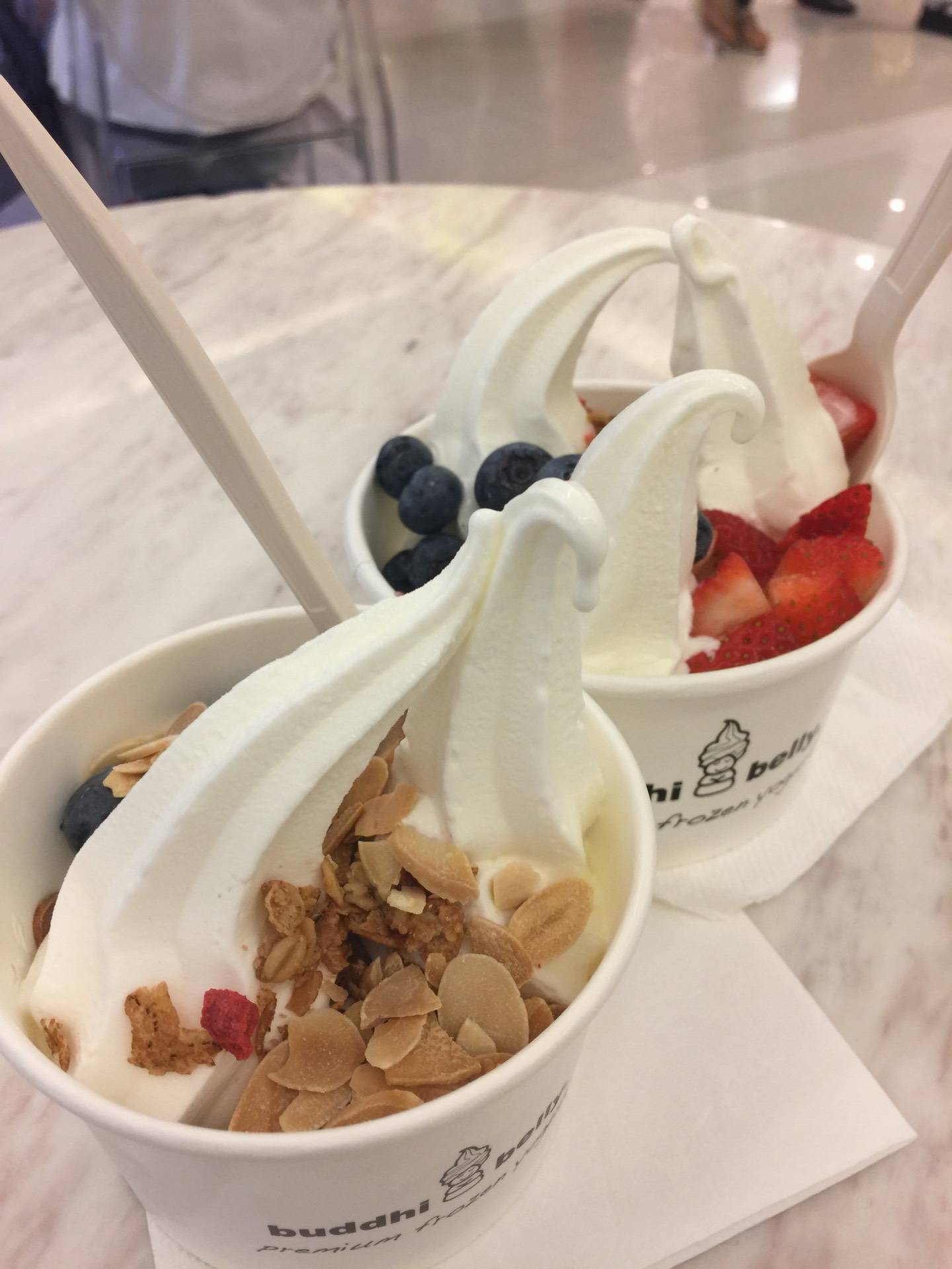 Original Frozen Yogurt ใส่ Strawberry Blueberry Berry Muesli Almond ...