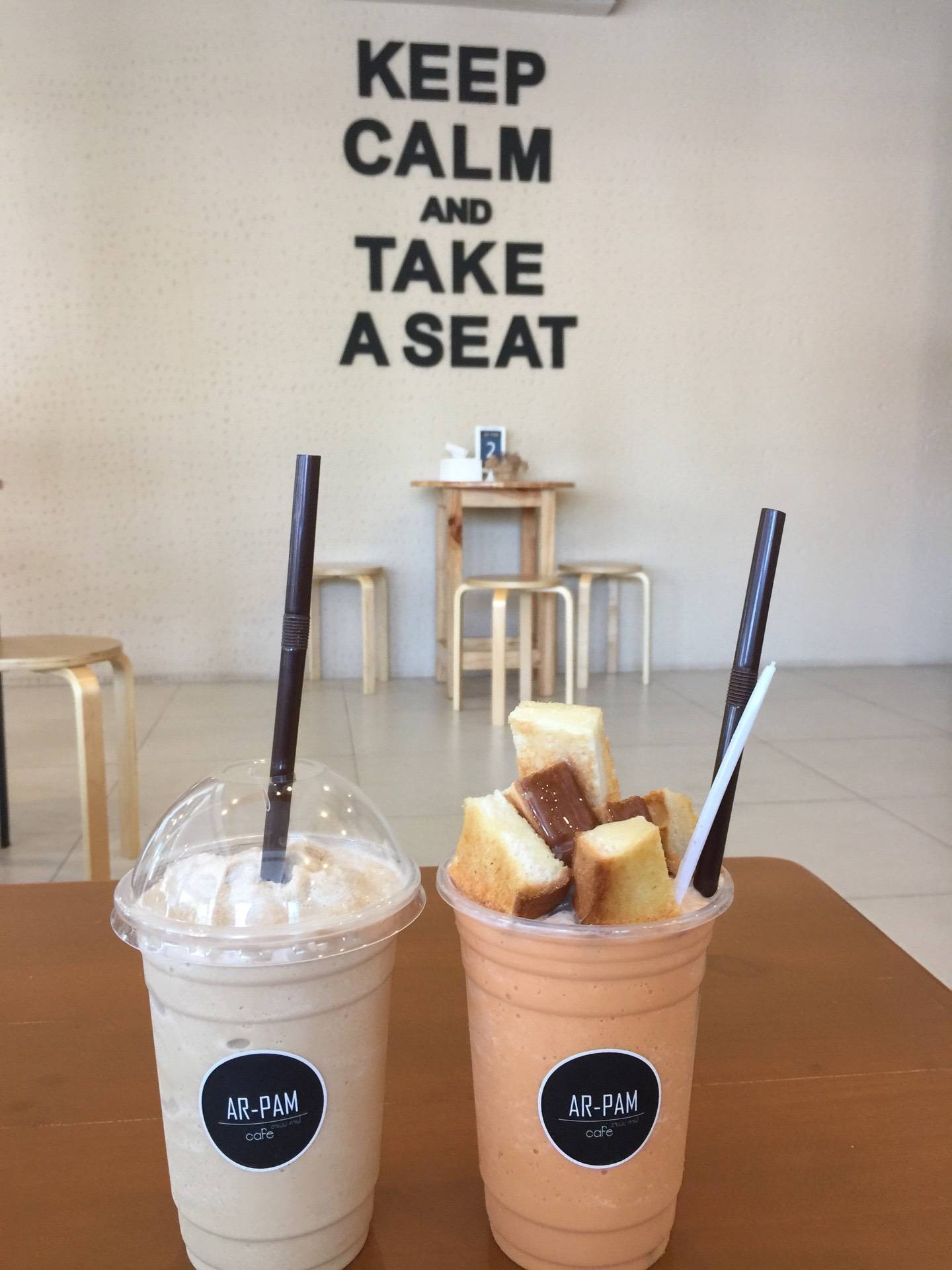 ชานมปังเย็น ปะทะ คาปูชิโน่เย็นปั่น ร้าน Ar-Pam Cafe'