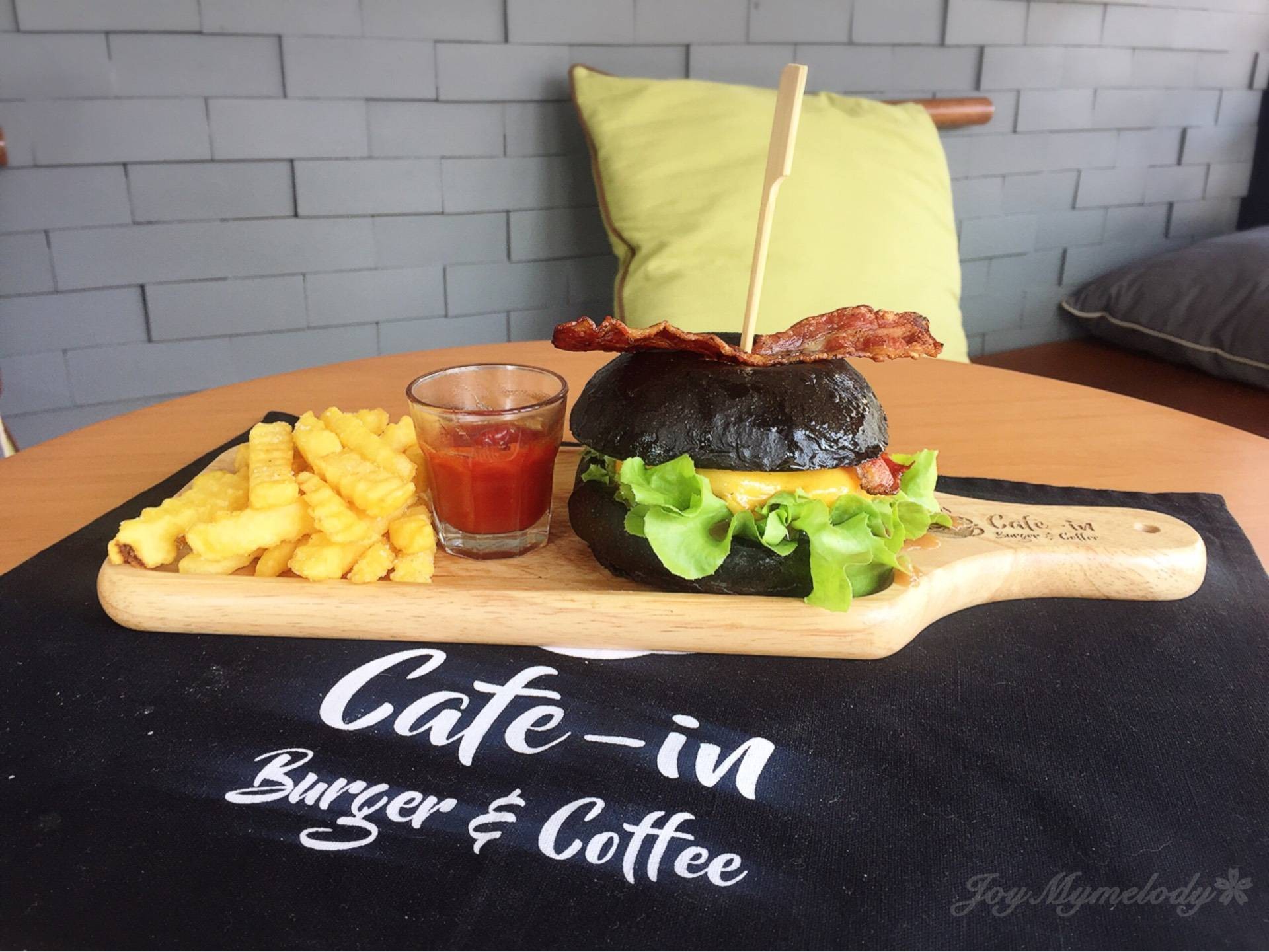 รีวิว Cafe-in Burger&Coffee - เนื้อนุ่มอร่อยกับเบอร์เกอร์ชาโคลนุ่มๆหอมๆ ...