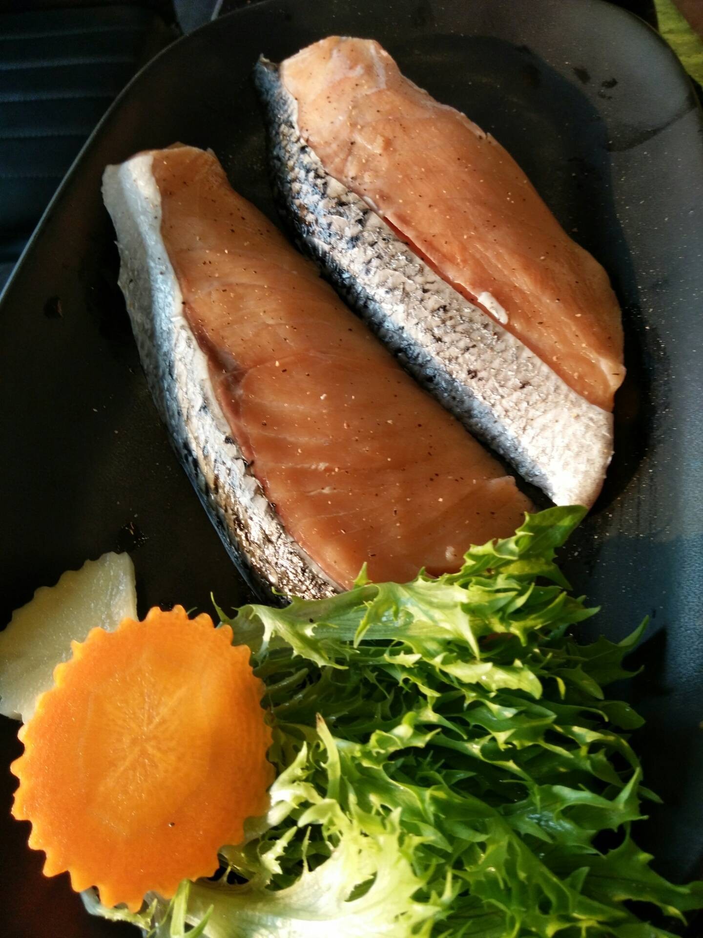 ปลาแซลมอน • เนื้อสดดี ใช้ได้ครับ ร้าน Monster Beef