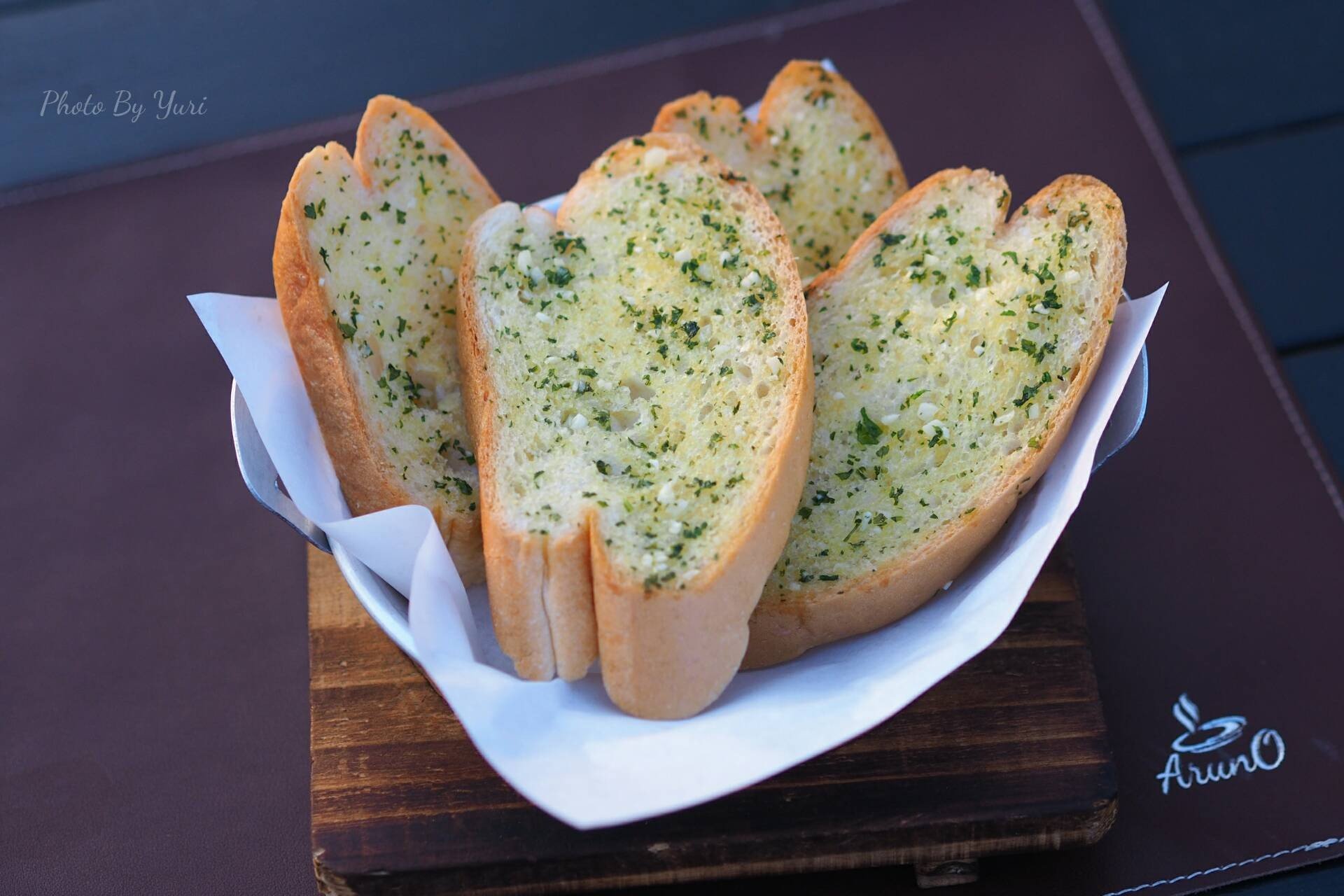 ขนมปังกระเทียม • 39 บาท ร้าน Hangout by aruno Box Space รัชโยธิน