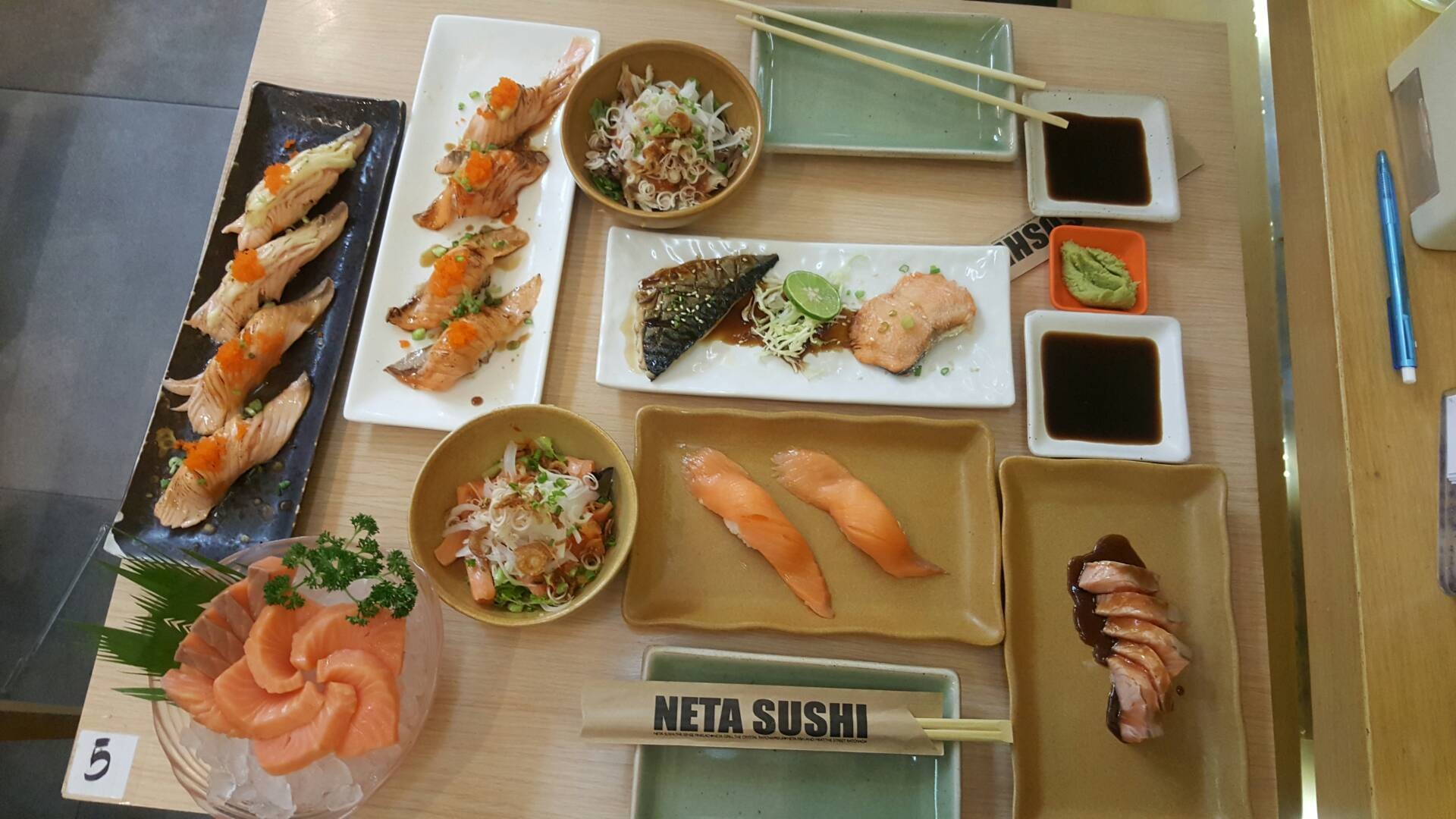 รีวิว Neta Sushi - แซลม่อนสดๆ เด็ดๆ ทุกเมนู