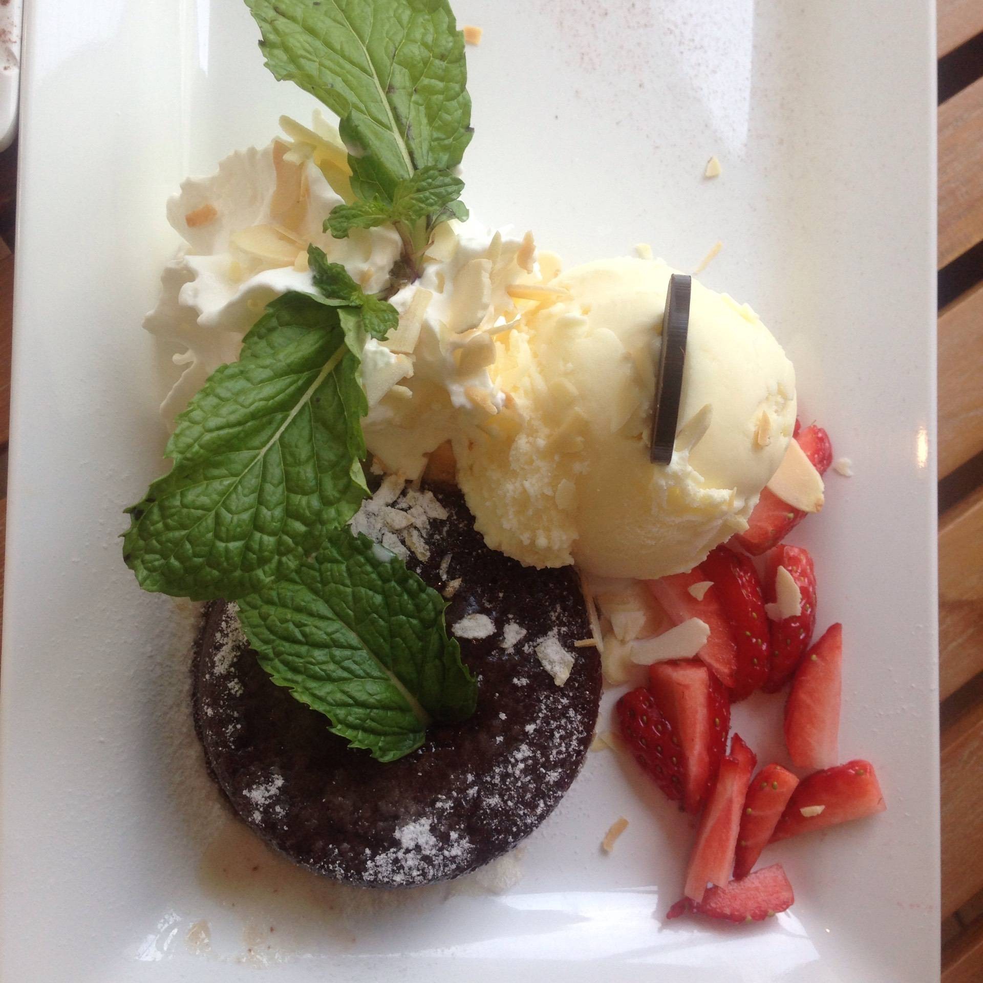 รีวิว The Grinders Cafe โครงการชวนชื่นการ์เด้น - บรรยากาศร้านตกแต่งน่า ...