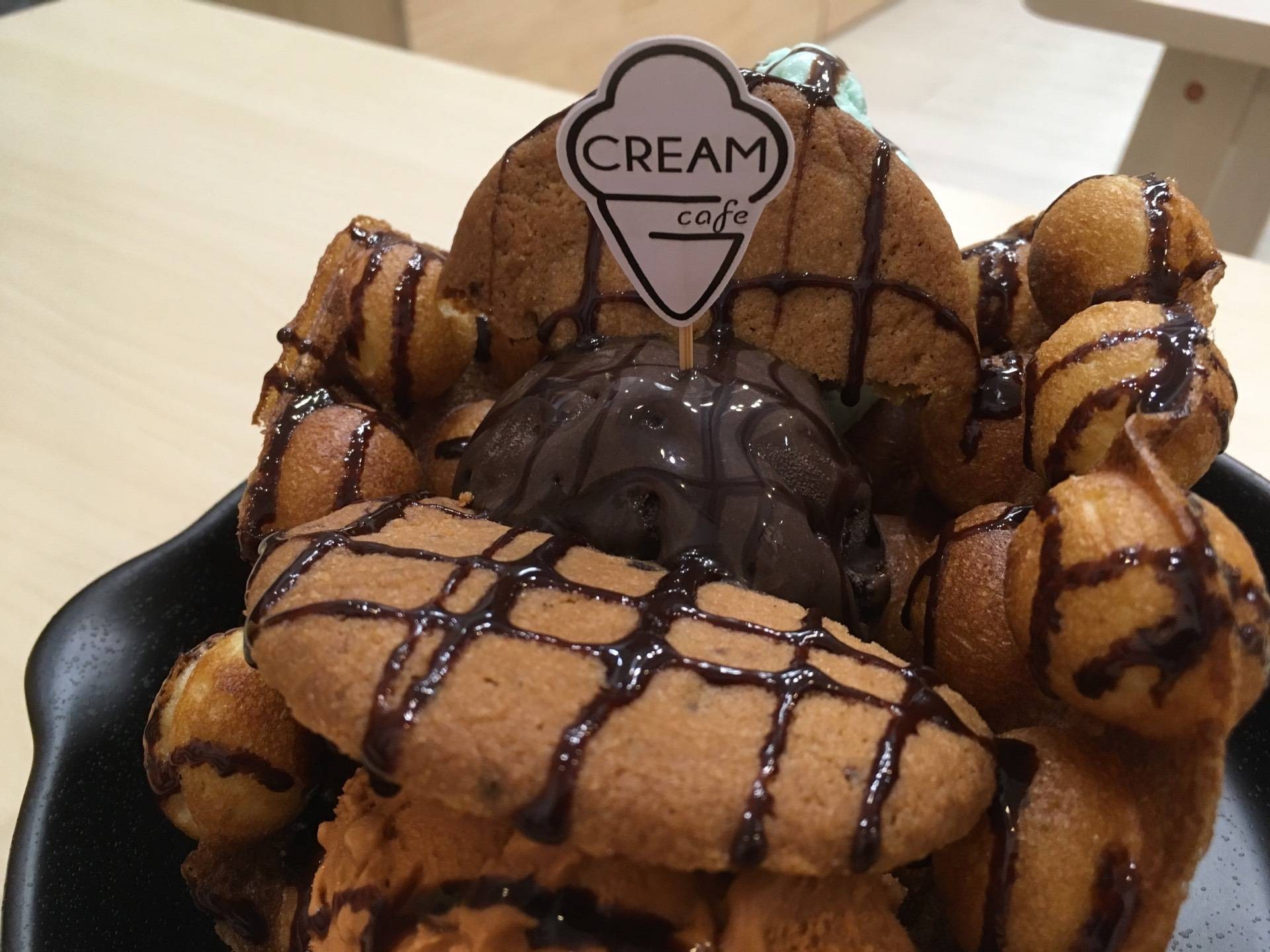 รีวิว Cream Cafe - วาฟเฟิลร้อนๆ เสิร์ฟพร้อมกับไอศครีมหอมหวาน โรยหน้า ...