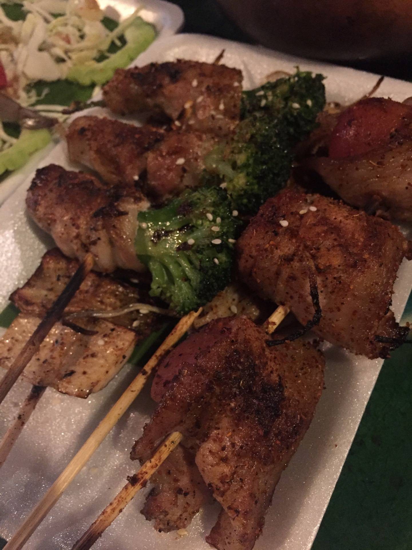 รีวิว New Tonzang ChiangMai - ร้านนี้เป็นร้านริมถนนเลียบทางรถไฟ บรรยากาศดี