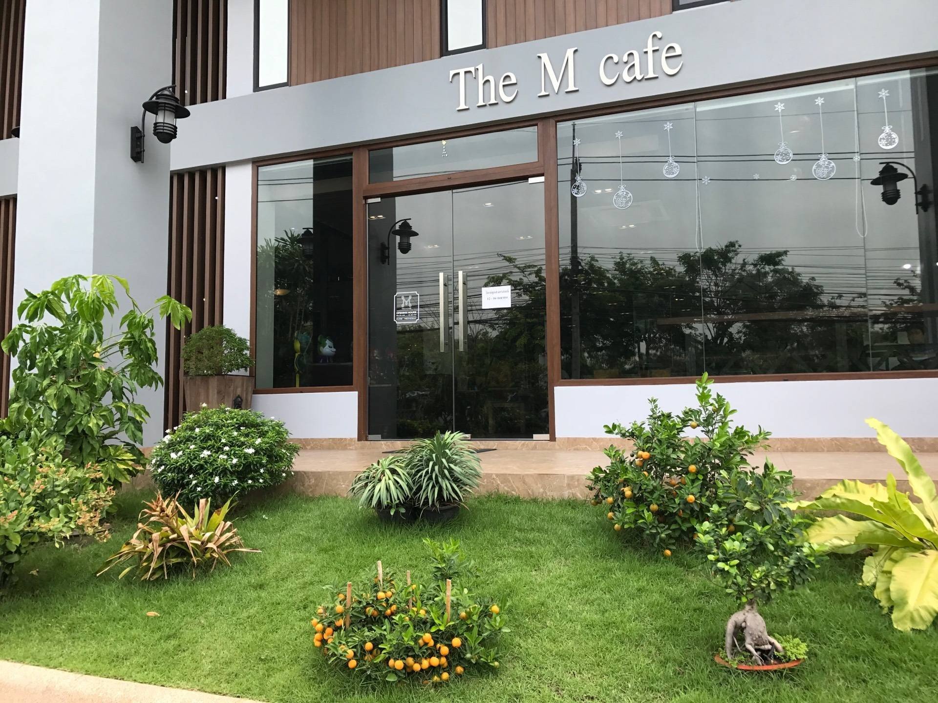 รีวิว Merlin cafe - ร้านใหญ่ มีการโชว์โมเดลมากมายดูเพลินๆแต่งร้านน่ารัก ...
