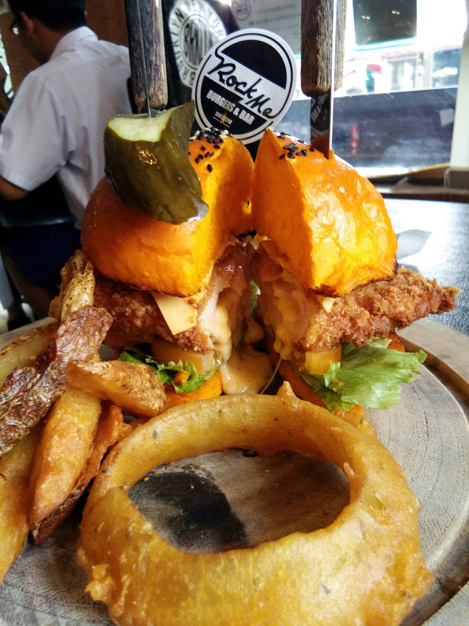 รีวิว Rock Me Burgers & Bar ลอยเคราะห์ - เบอร์เกอร์เจ้าดัง ราคาดี อร่อย ...