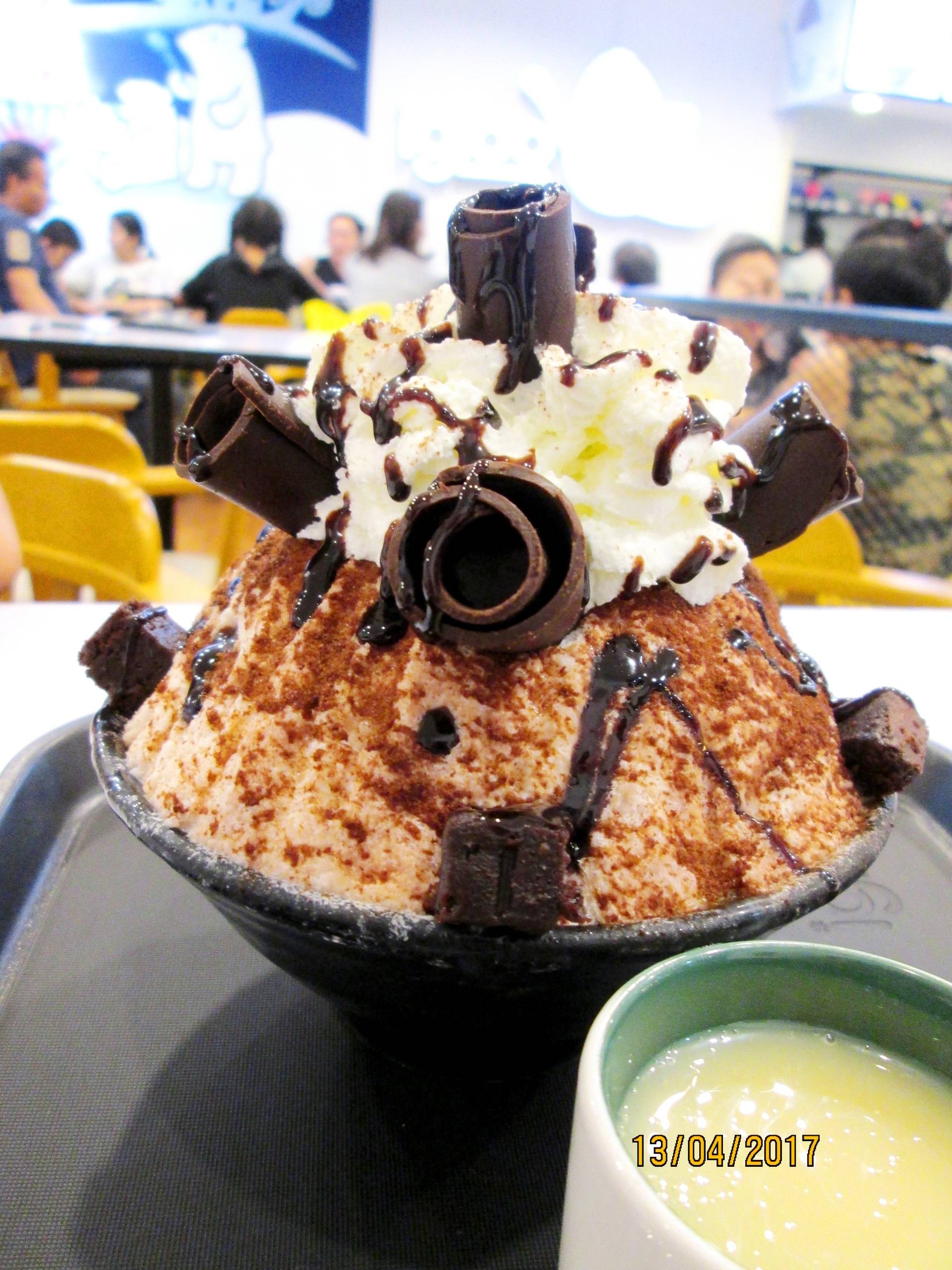 Chocolate igloo bingsu • ถ้วยใหญ่อยู่ กินได้ 2 - 3 คน เสิร์ฟพร้อมนมข้น ...