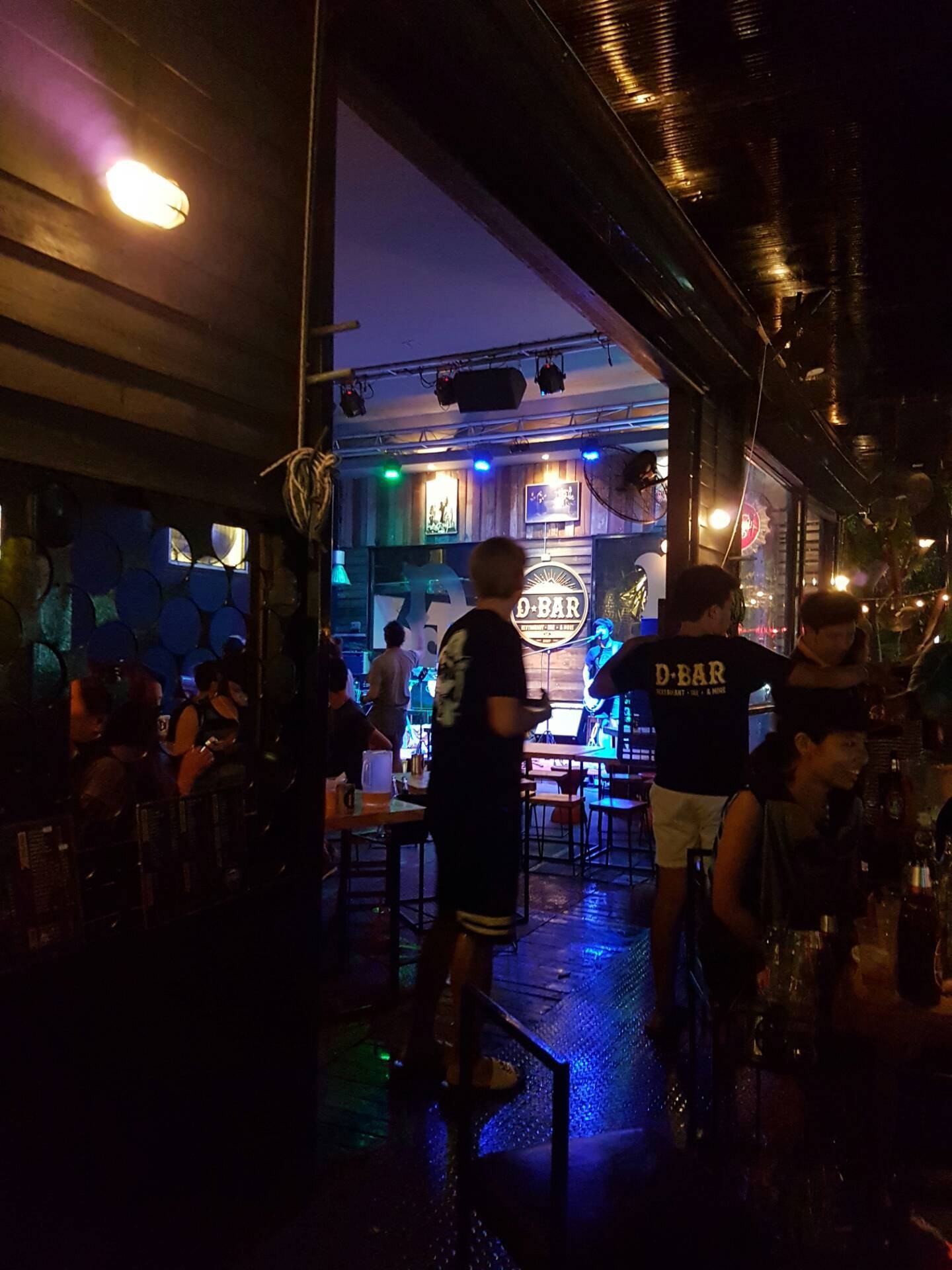 รีวิว D Bar - คนไม่เยอะมาก มีเพลงฟัง นั่งดูคนเล่นน้ำชิวๆ