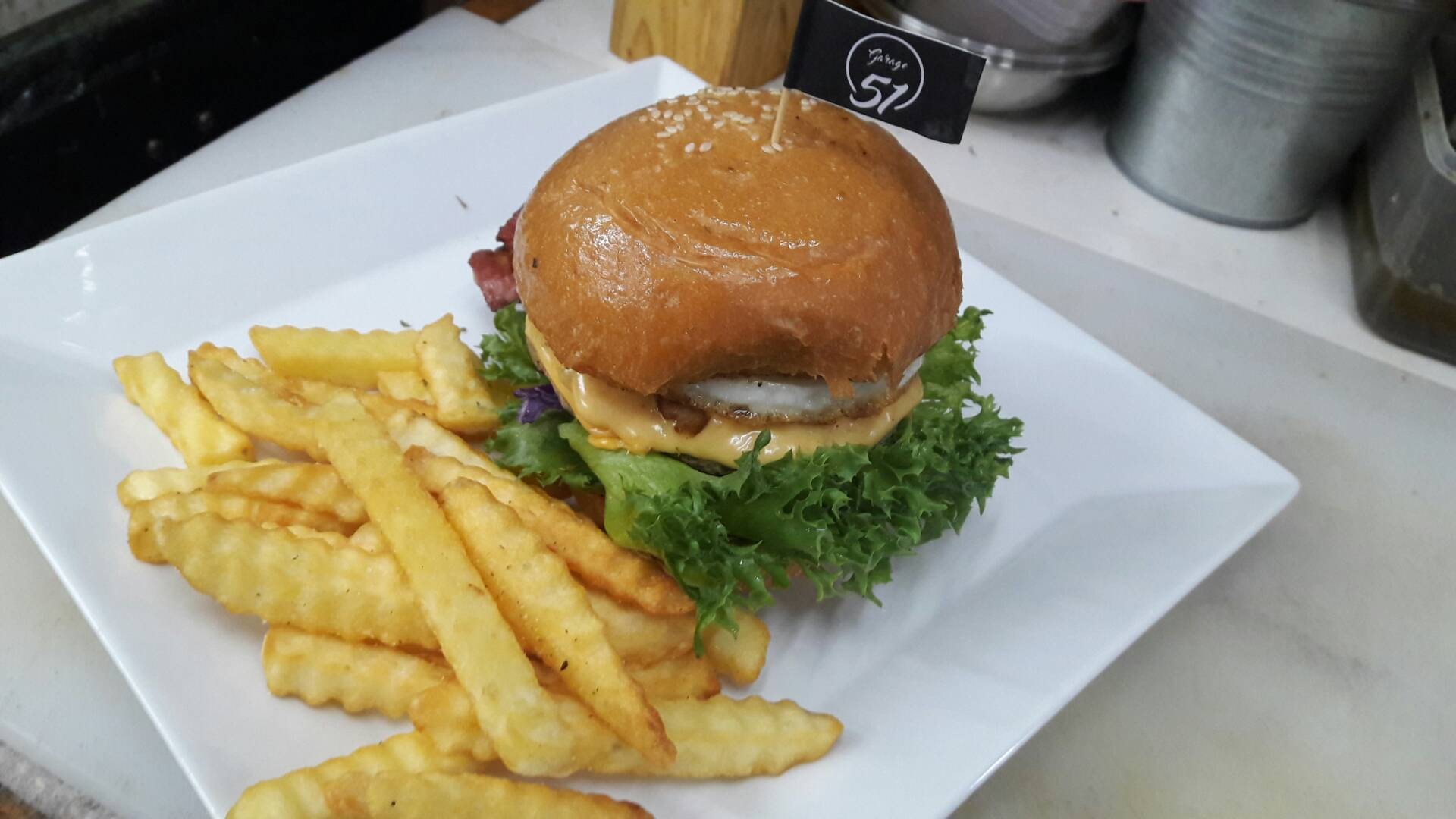 รีวิว Garage 51 - มาทานกับพี่ชายที่น่ารัก เป็นร้านประจำเลยก็ว่า..เบอร์ ...