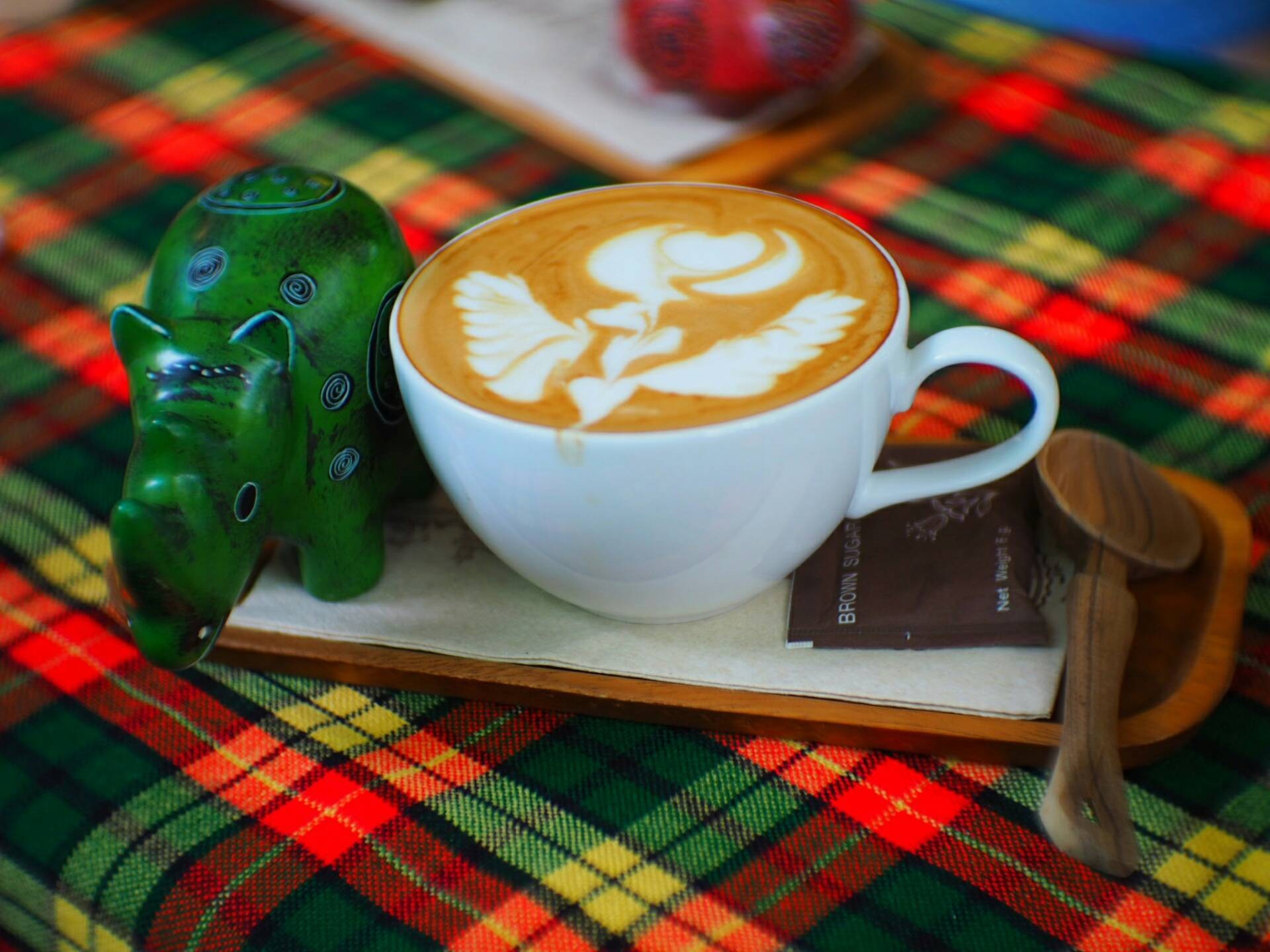 latte . • เครื่องดื่มจะเสิร์ฟมาพร้อมกับเหล่าสัตว์นาๆชนิด ปล.ระวังจะได้ ...