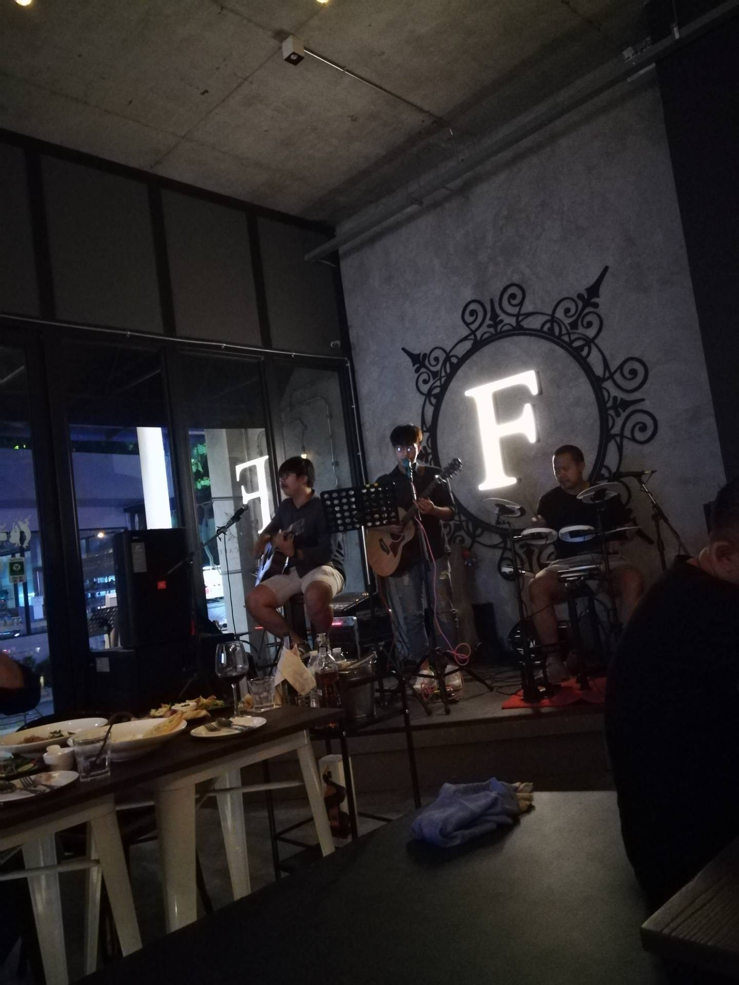 รีวิว Feel Cafe' - อาหารก็ดี ดนตรีไพเราะ เครื่องดื่มเยี่ยม