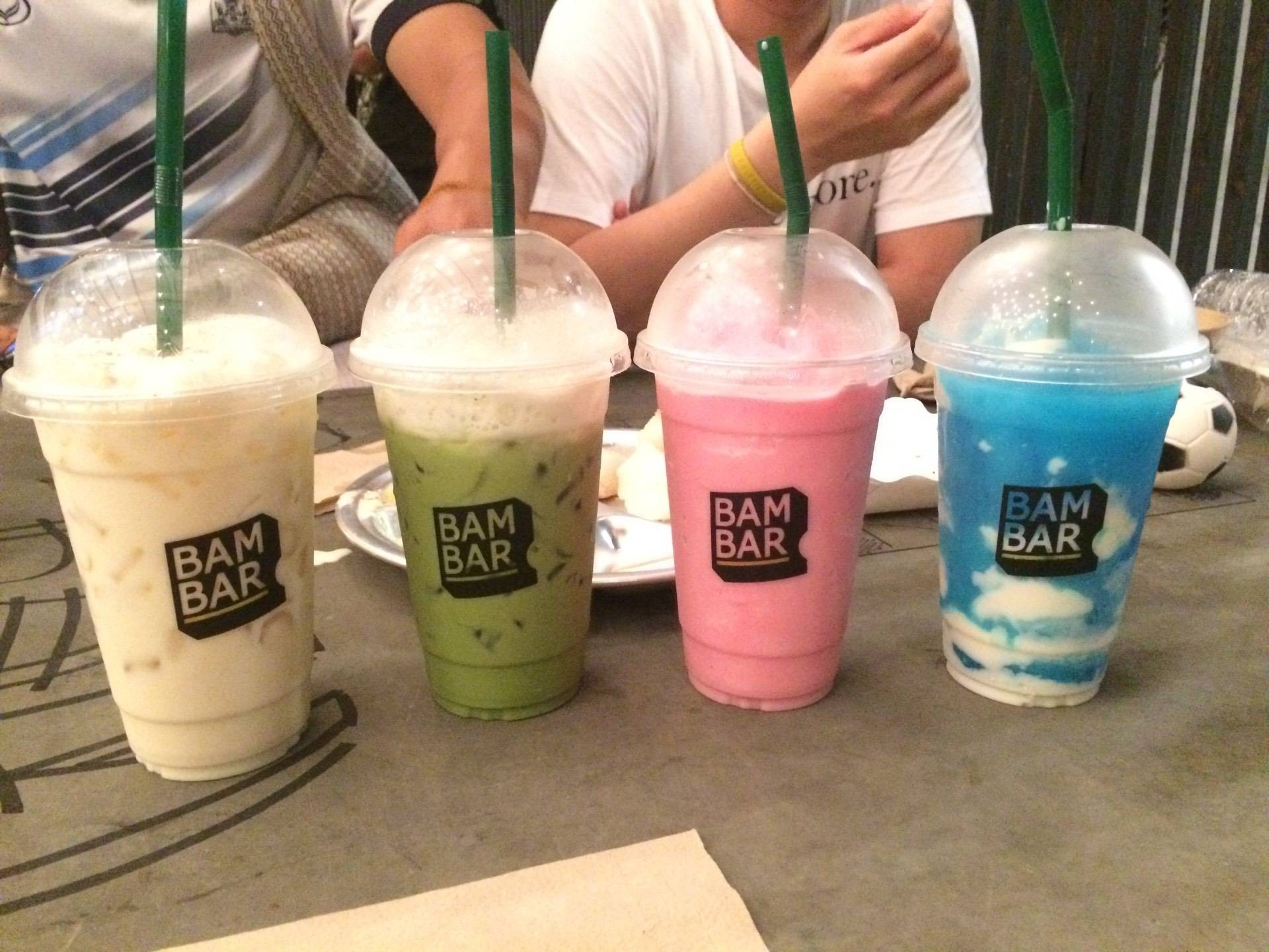 รีวิว Bambar - ร้านนมบรรยากาศร้านเหล้า และรายล้อมด้วยร้านเหล้า