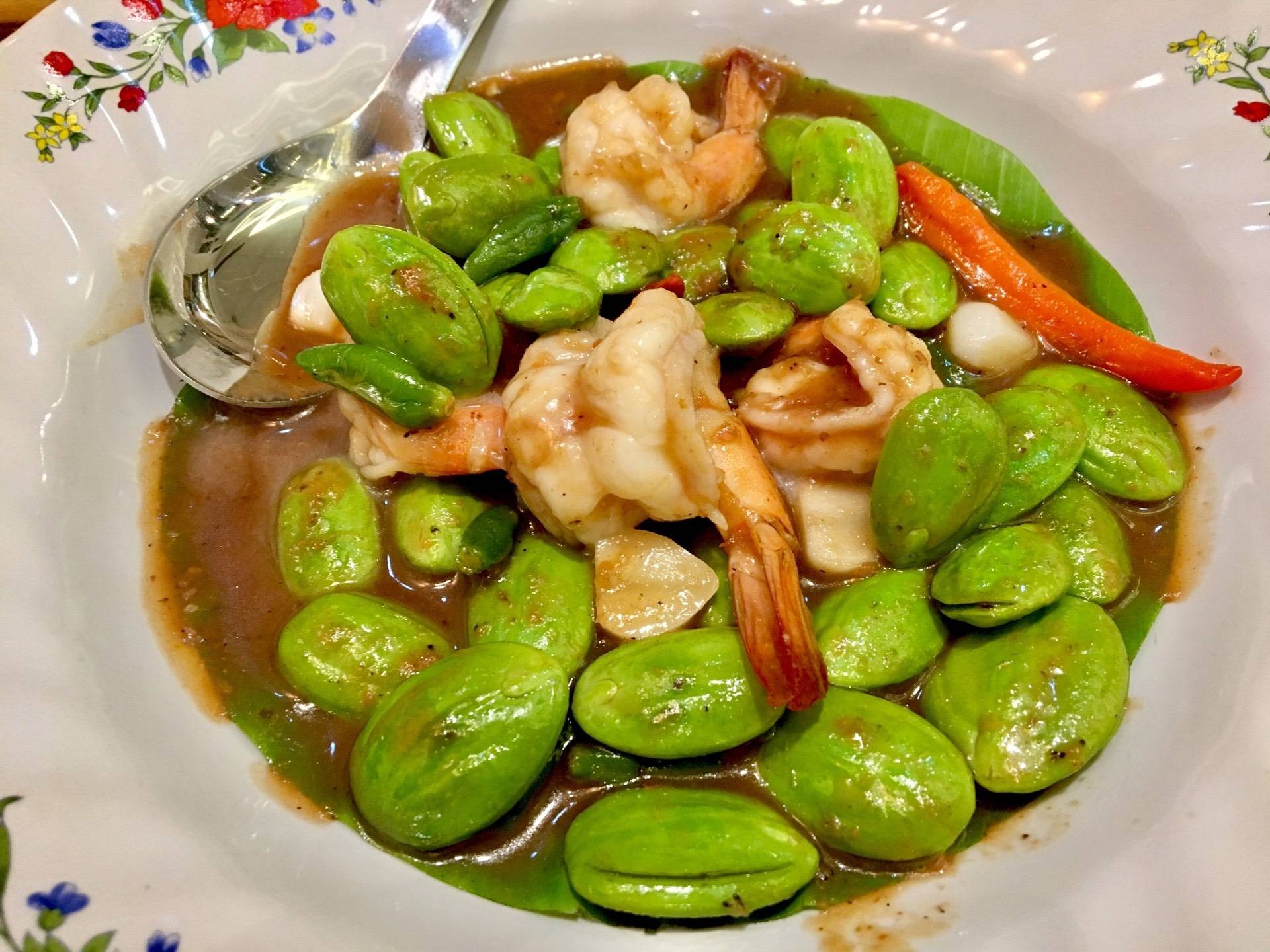 รีวิว Yoong Khao Hom แอมพาร์ค จุฬา - อาหารใต้ที่บรรยากาศร้านดีสุด >