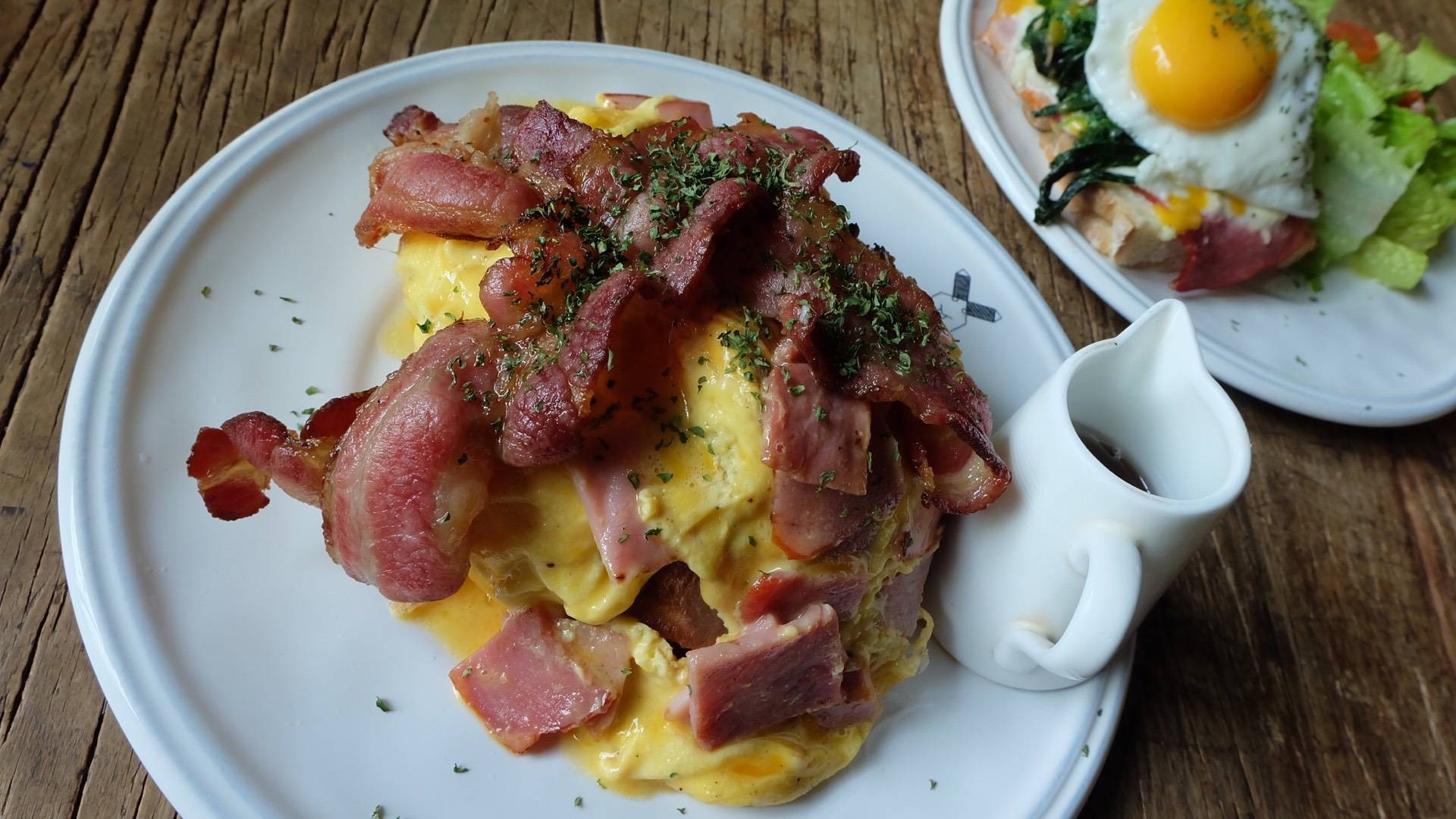 รีวิว Casa Lapin Ari Josh Hotel - ชอบร้านกาแฟที่มีอาหารเช้าแบบนี้จัง