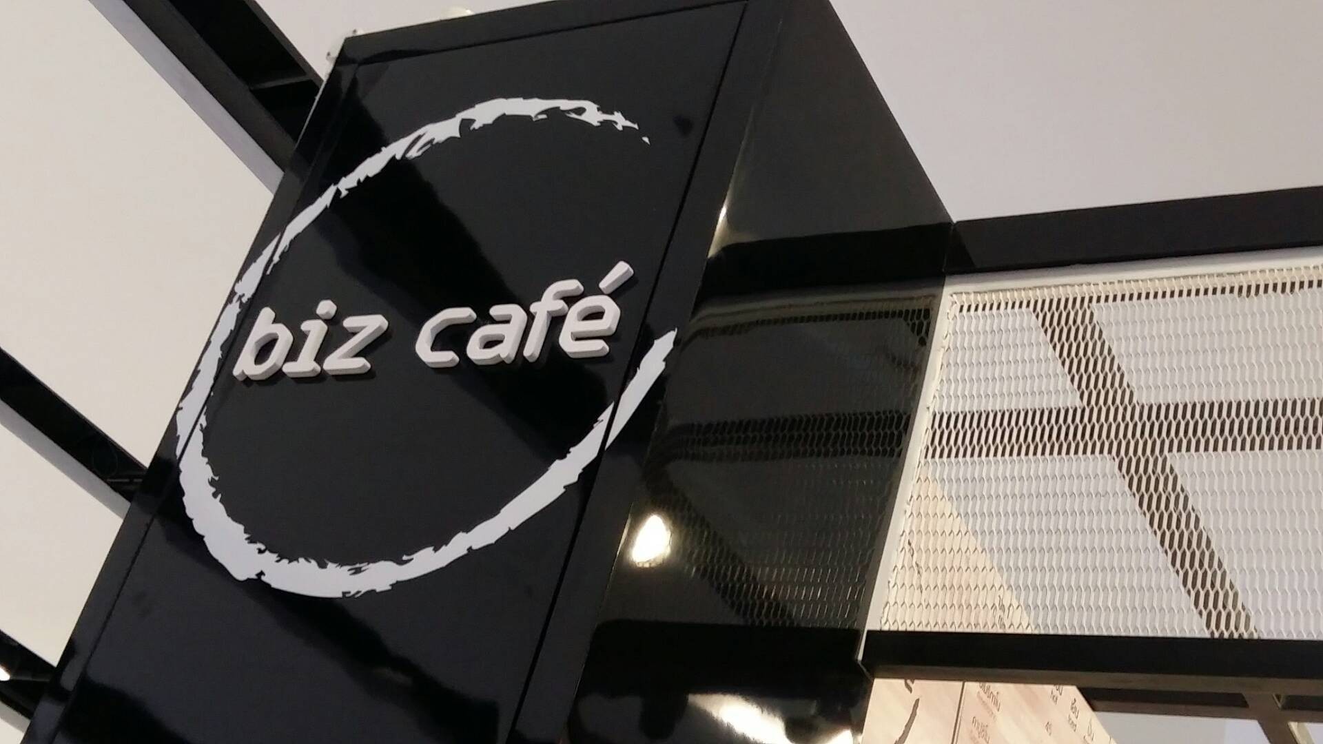 รีวิว Biz Cafe’ - ช็อคโกแลตอร่อย นมคาราเมลก็เยี่ยมนะ Biz cafe'