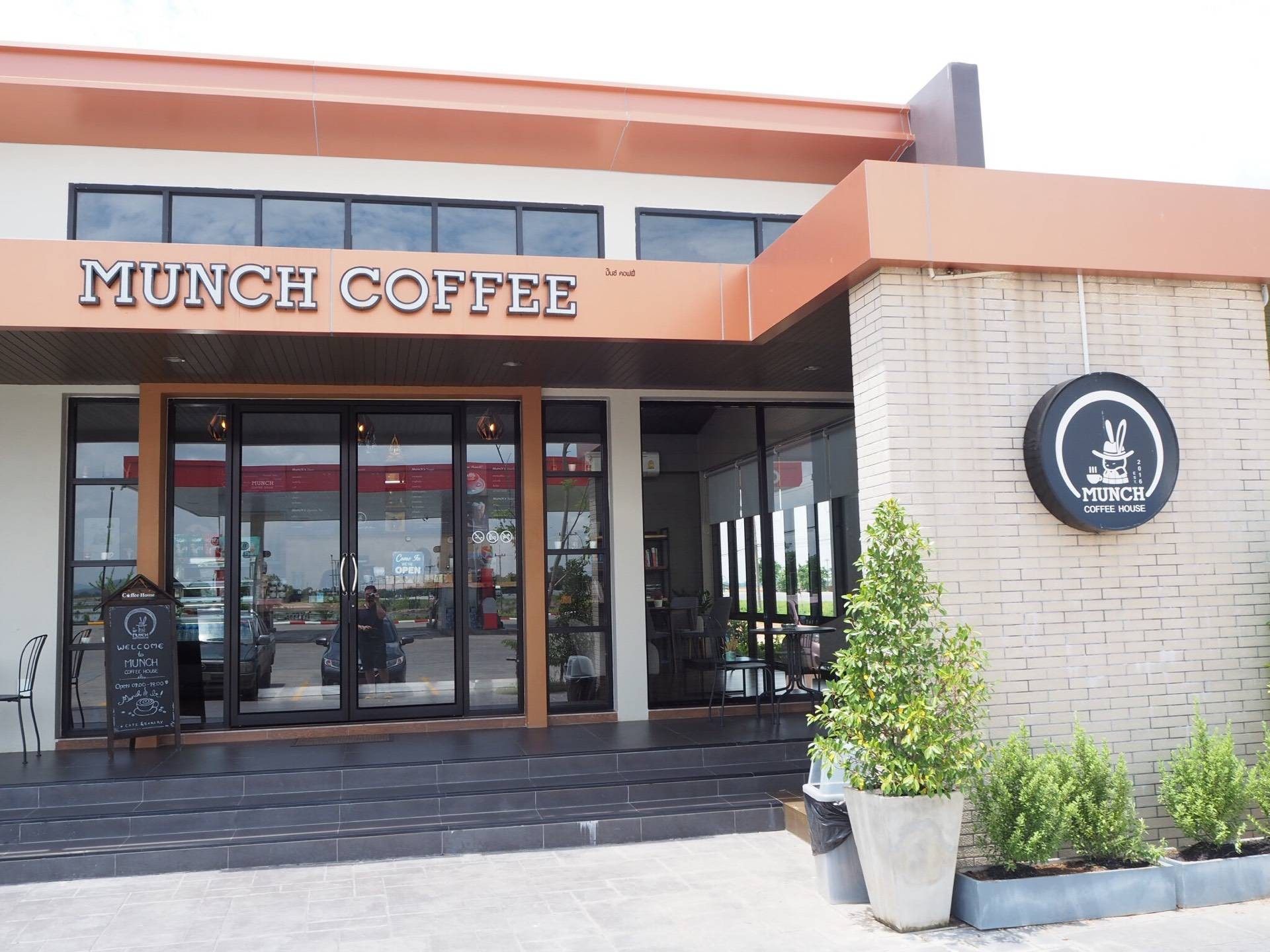 รีวิว Munch Coffee - ร้านกาแฟ(สวย)ในปั๊ม แวะพักเหนื่อยก็โอเค #ร้านใหม่