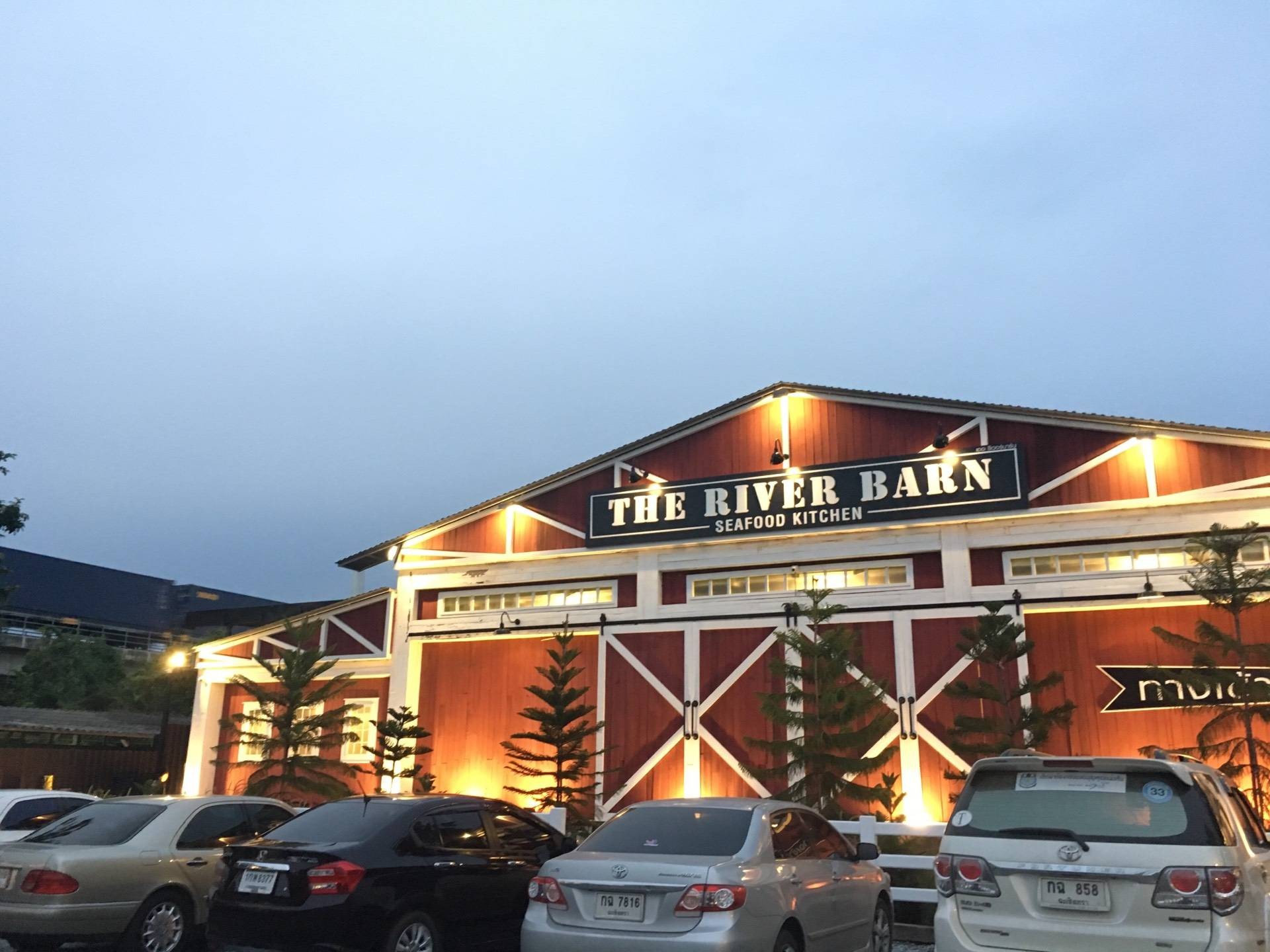 รีวิว The River Barn - บรรยากาศดีมาก ติดริม แม่น้ำบางปะกง อาหารรอไม่นาน พนักงานบริการดีห้องน้ำสะอาด
