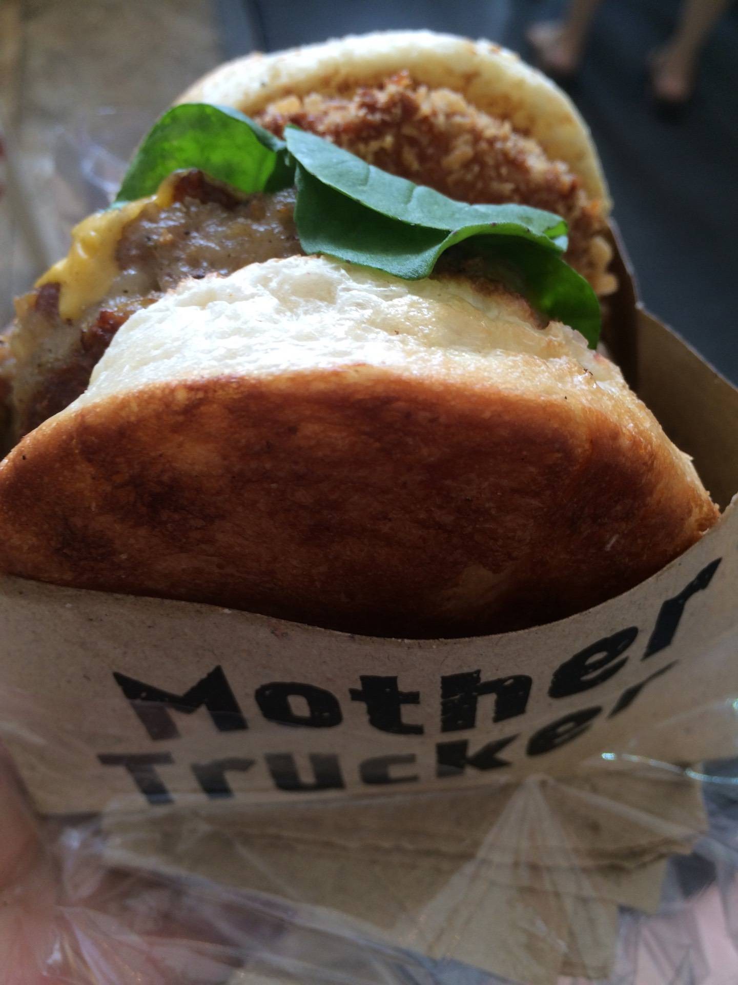 รีวิว Mother Trucker Burger - อ้าปากให้กว้างและงับให้เต็มคำ - Wongnai
