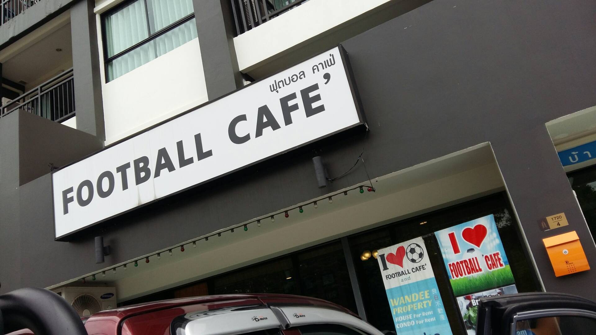 รีวิว Football Café & Beer House - บรรยากาศ swat cat 🐱🐯🐹🐱
